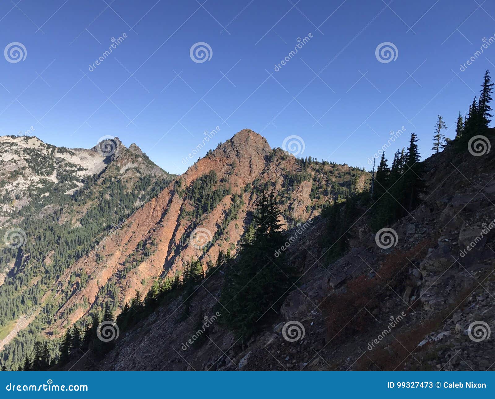 Colina roja de la roca imagen de archivo. Imagen de colina - 99327473