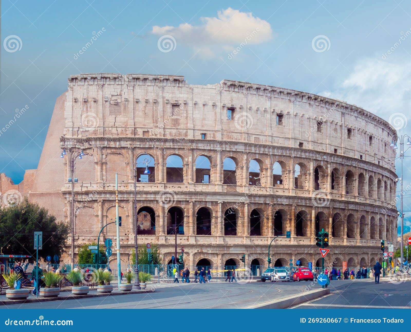 Coliseo con nubes cromadas fotografía editorial. Imagen de italiano ...