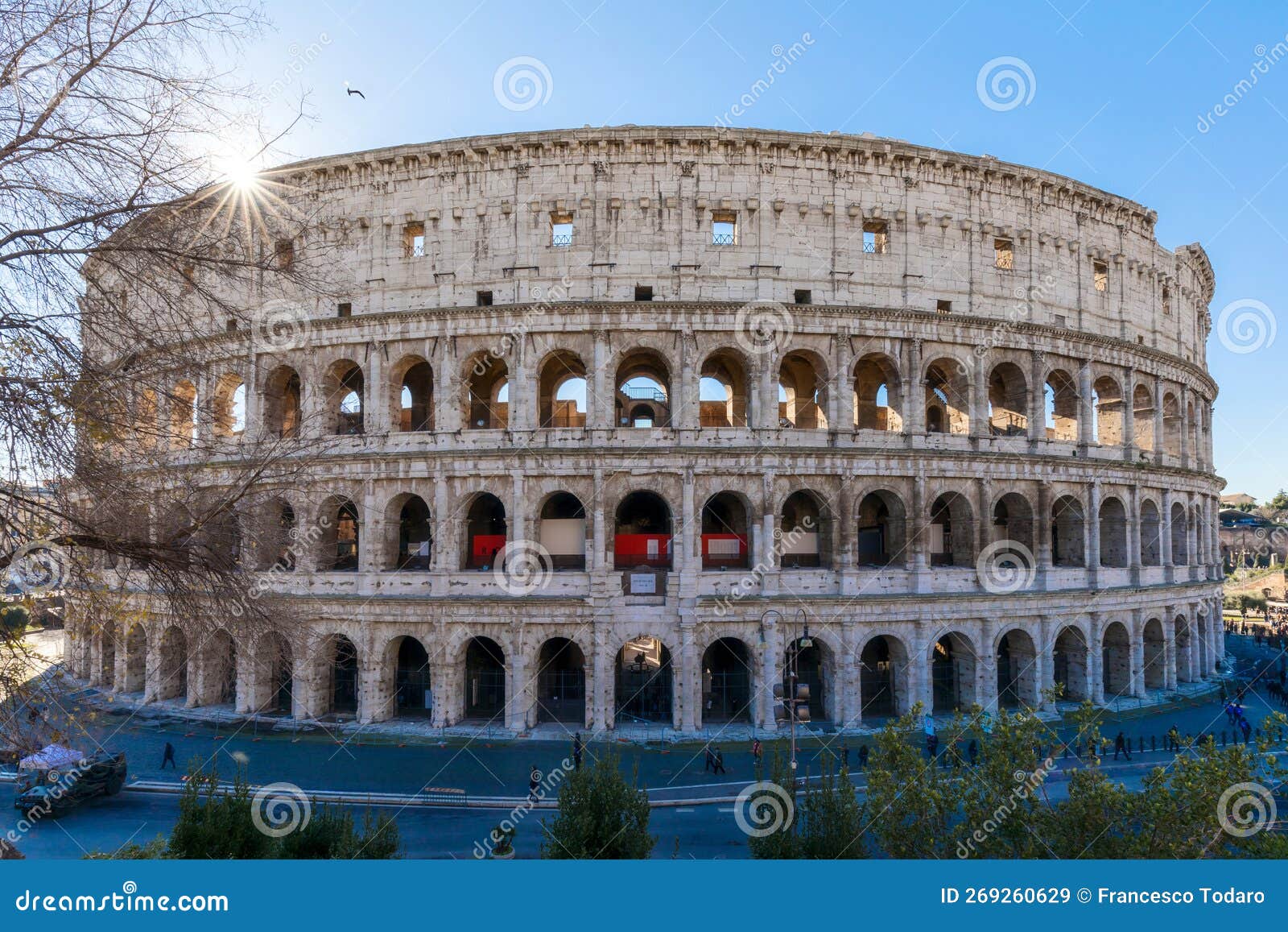 Coliseu com o raio do sol imagem de stock. Imagem de arquitetura ...