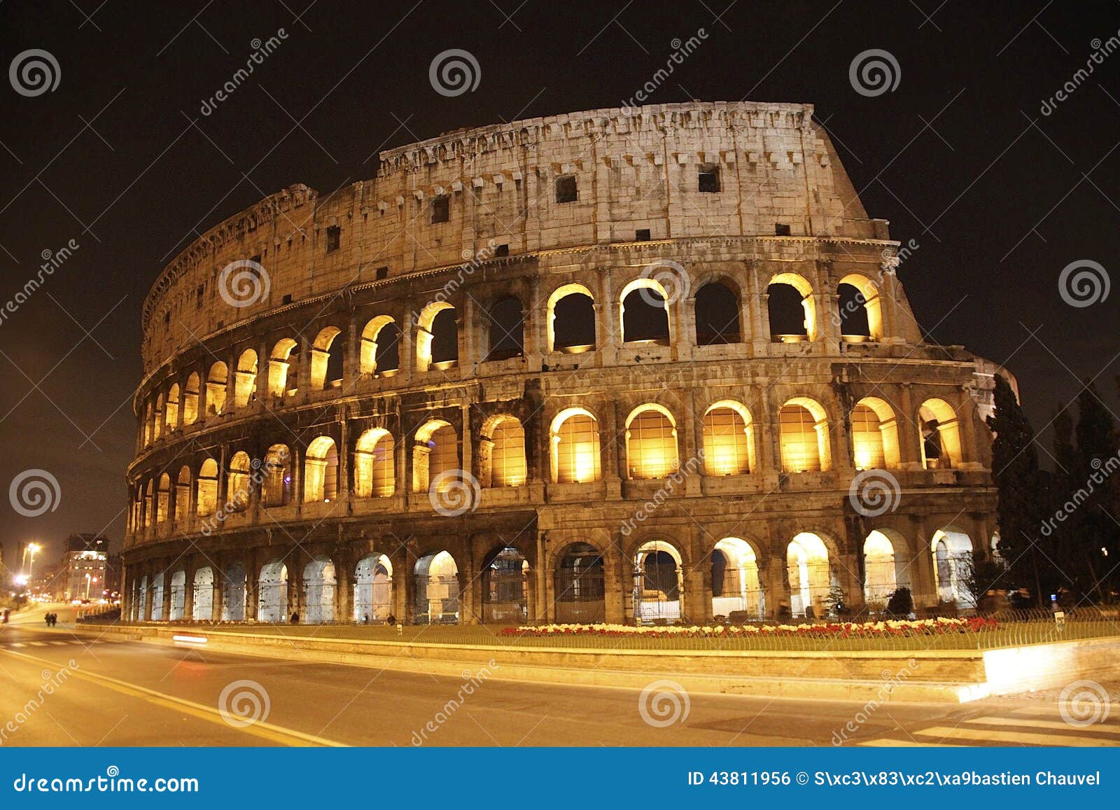 Coliseum in Roma, Italy editorial photo. Image of downtown - 43811956