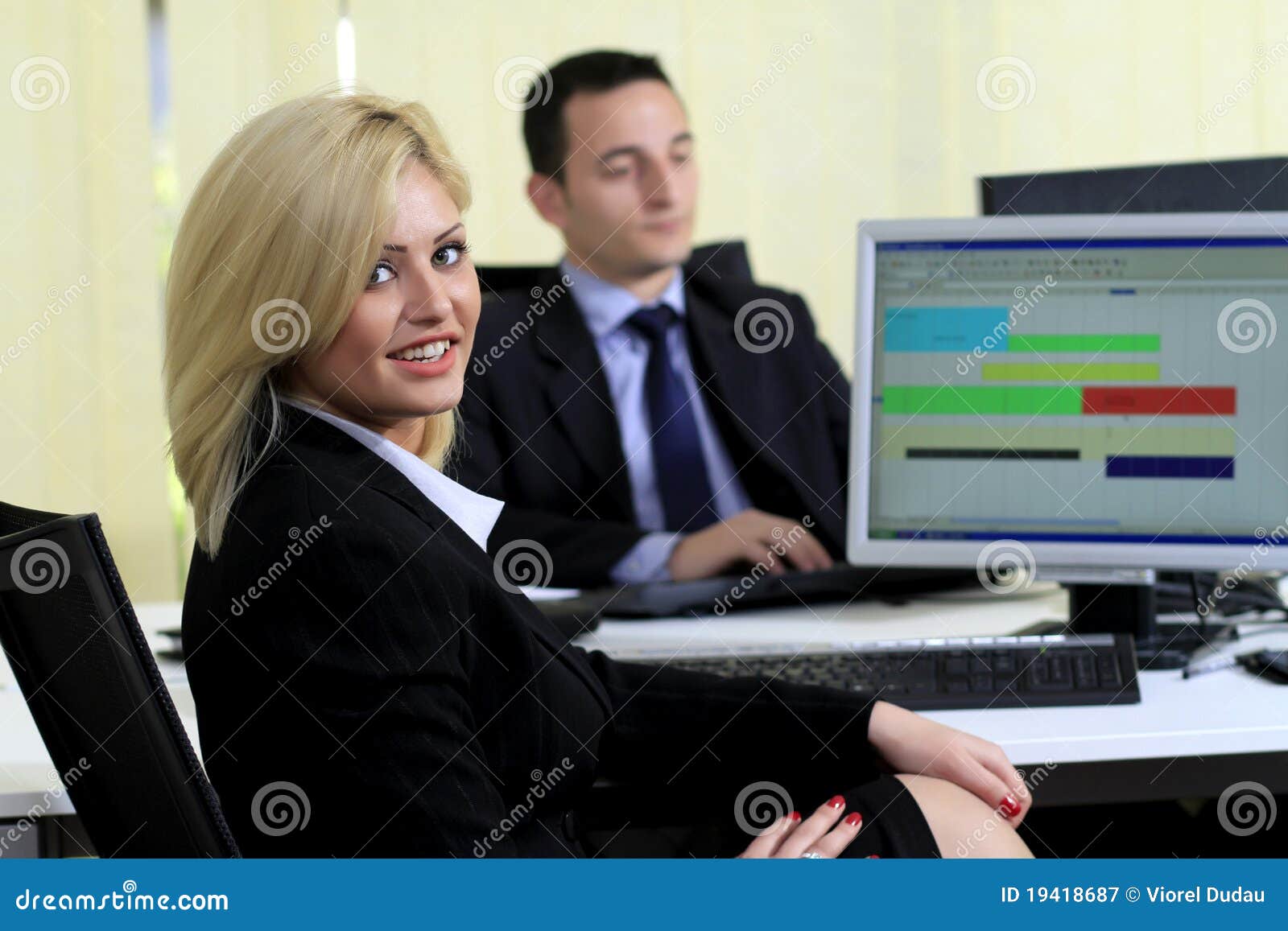 Collègues de bureau image stock. Image du coopérez, businesswoman ...