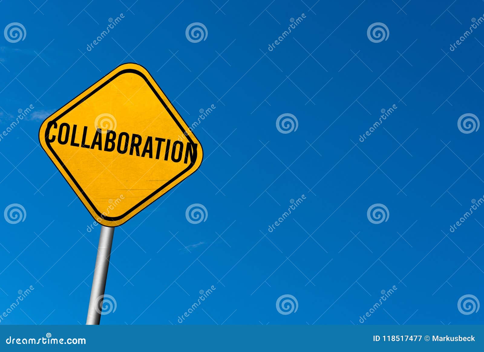 Collaboration - Signe Jaune Avec Le Ciel Bleu Image stock - Image du ...