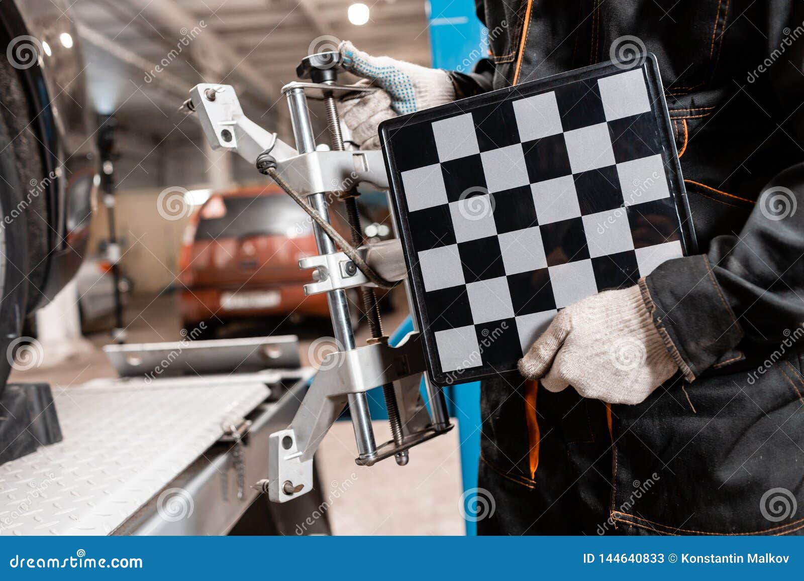 Collapse-convergence. Auto Mechanic Sets The Car For Diagnostics And ...