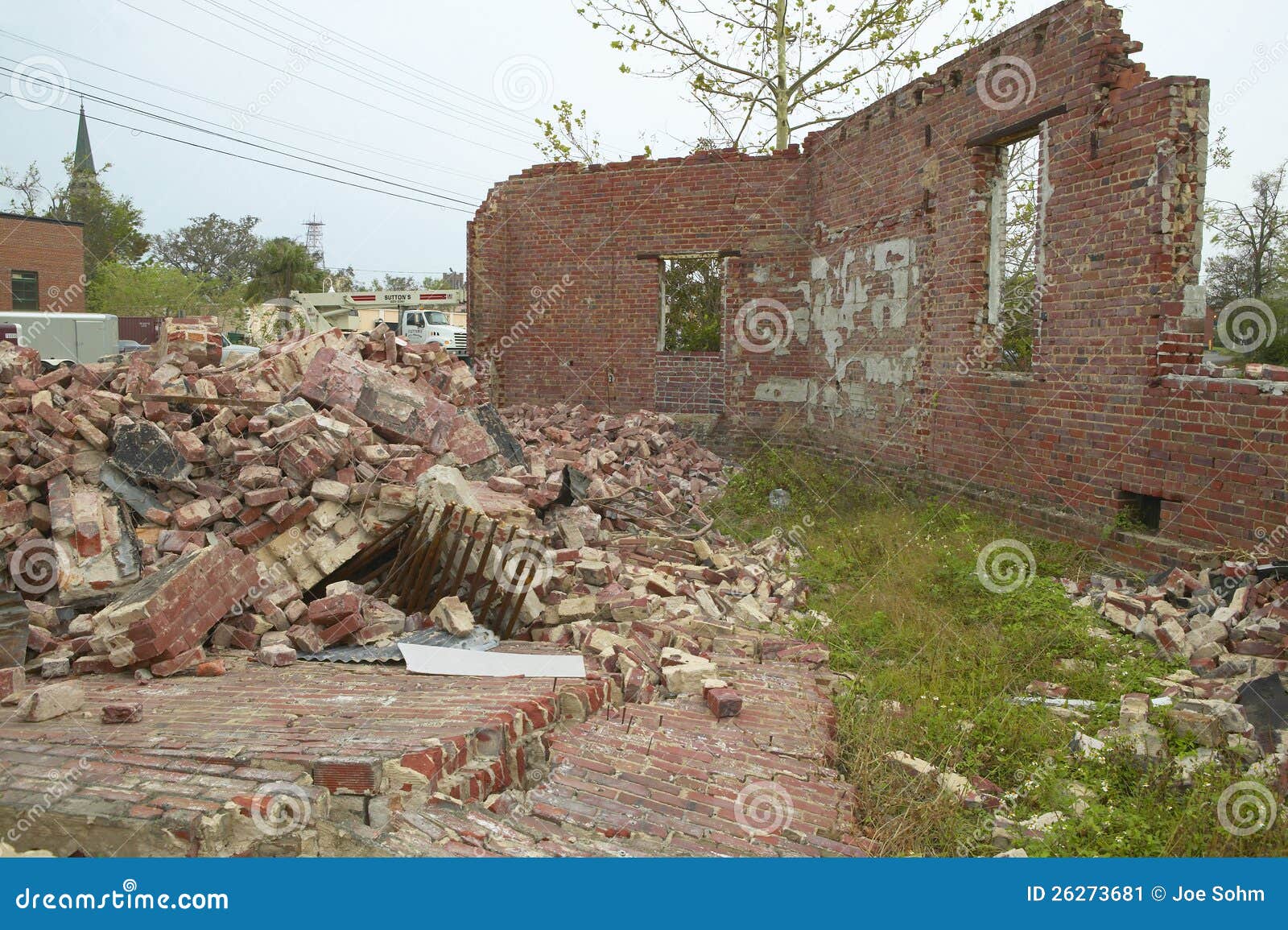 Collapsed brick wall editorial photo. Image of ruins - 26273681