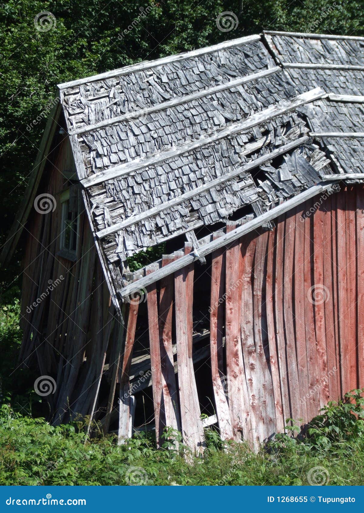 Collapsing wooden house stock image. Image of crumbling - 1268655