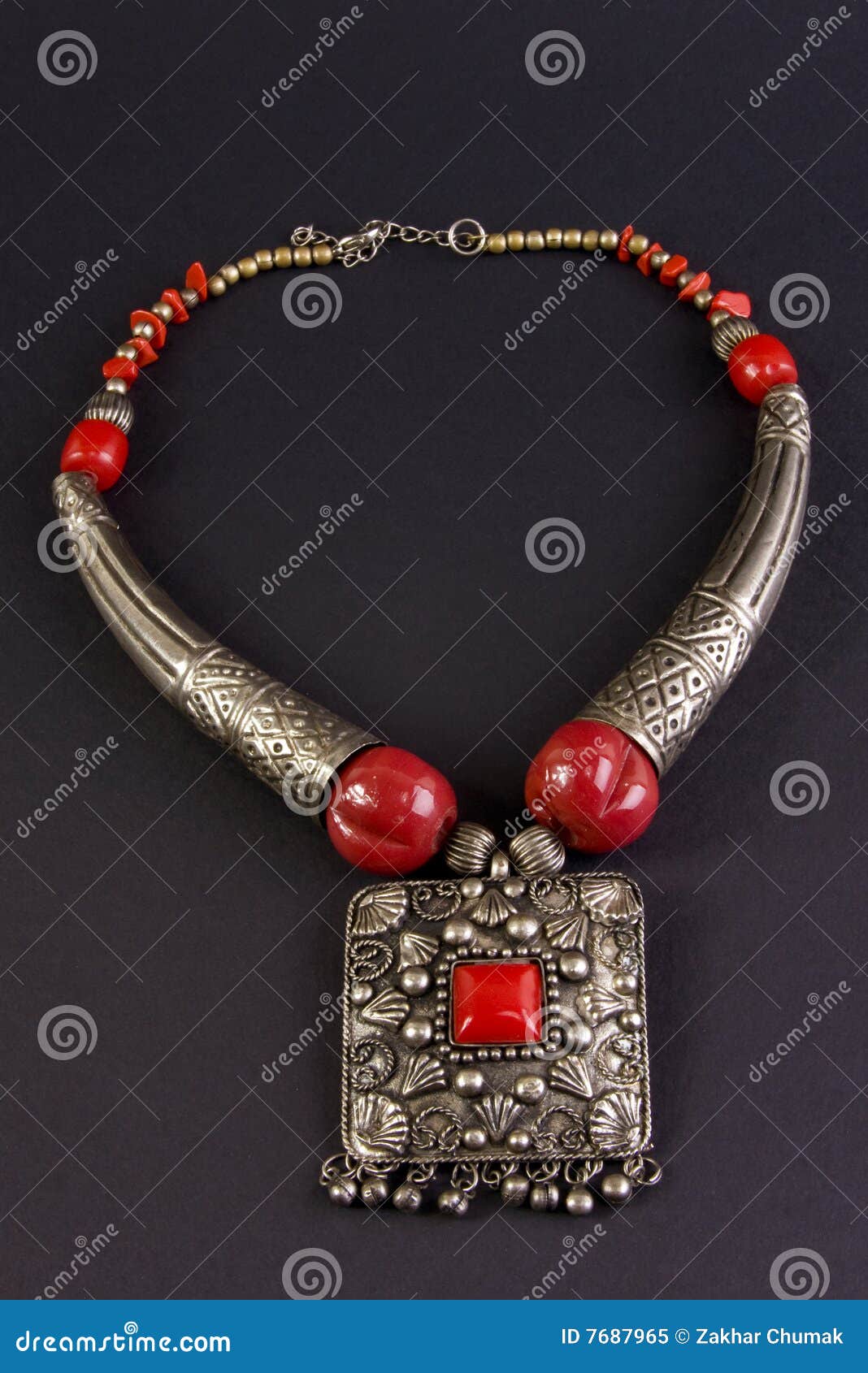 Collar del metal imagen de archivo. Imagen de elegancia - 7687965