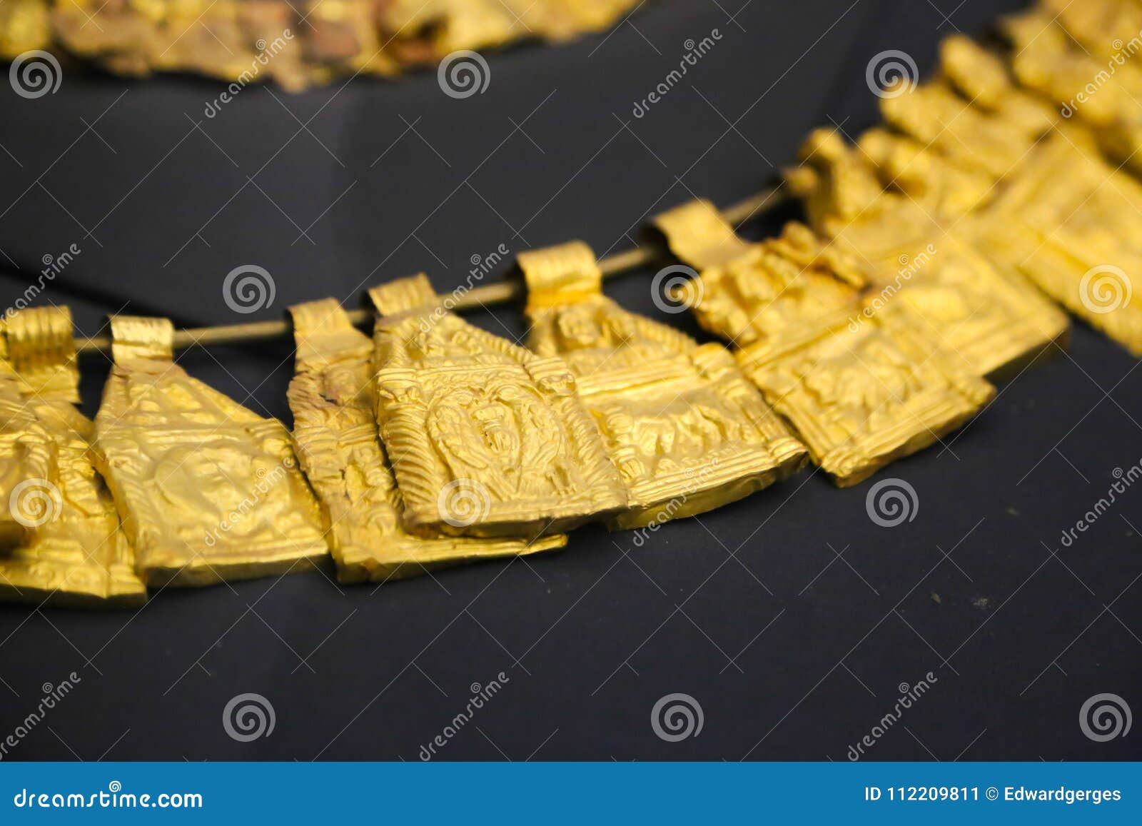Collar Del Oro Del Tesoro De Douch - Museo Egipcio Foto editorial ...