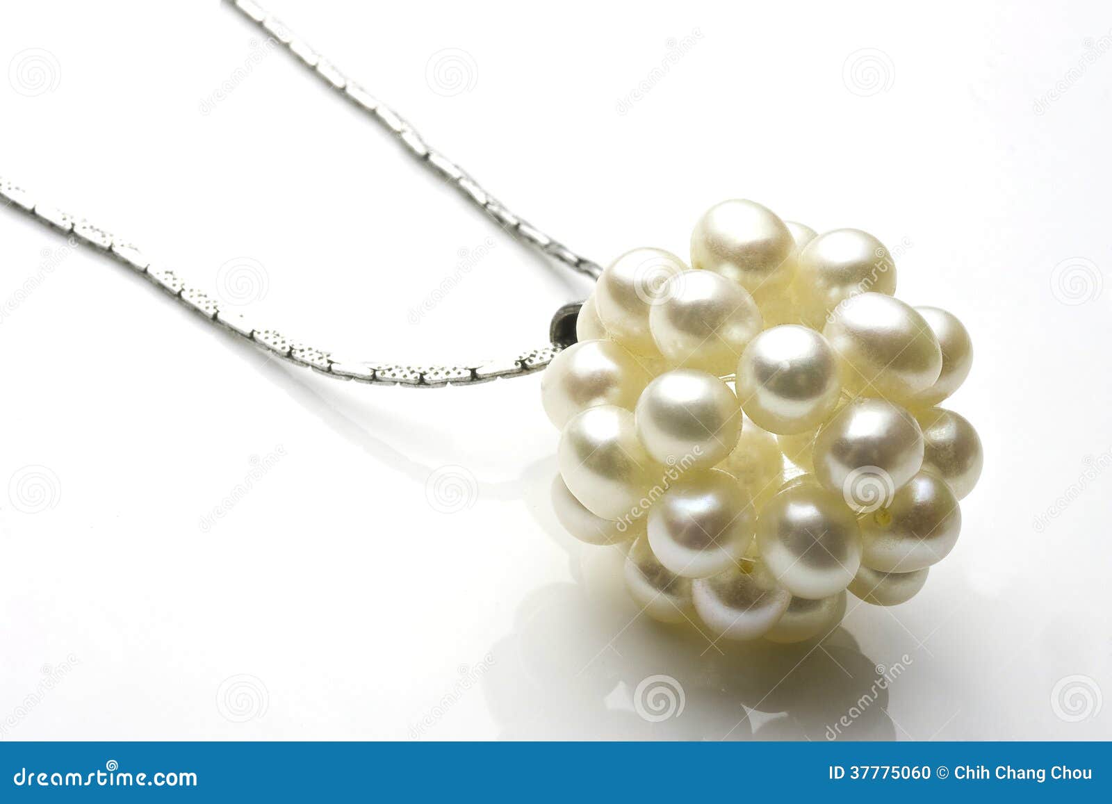 Collar lujoso de la perla foto de archivo. Imagen de tapa - 37775060