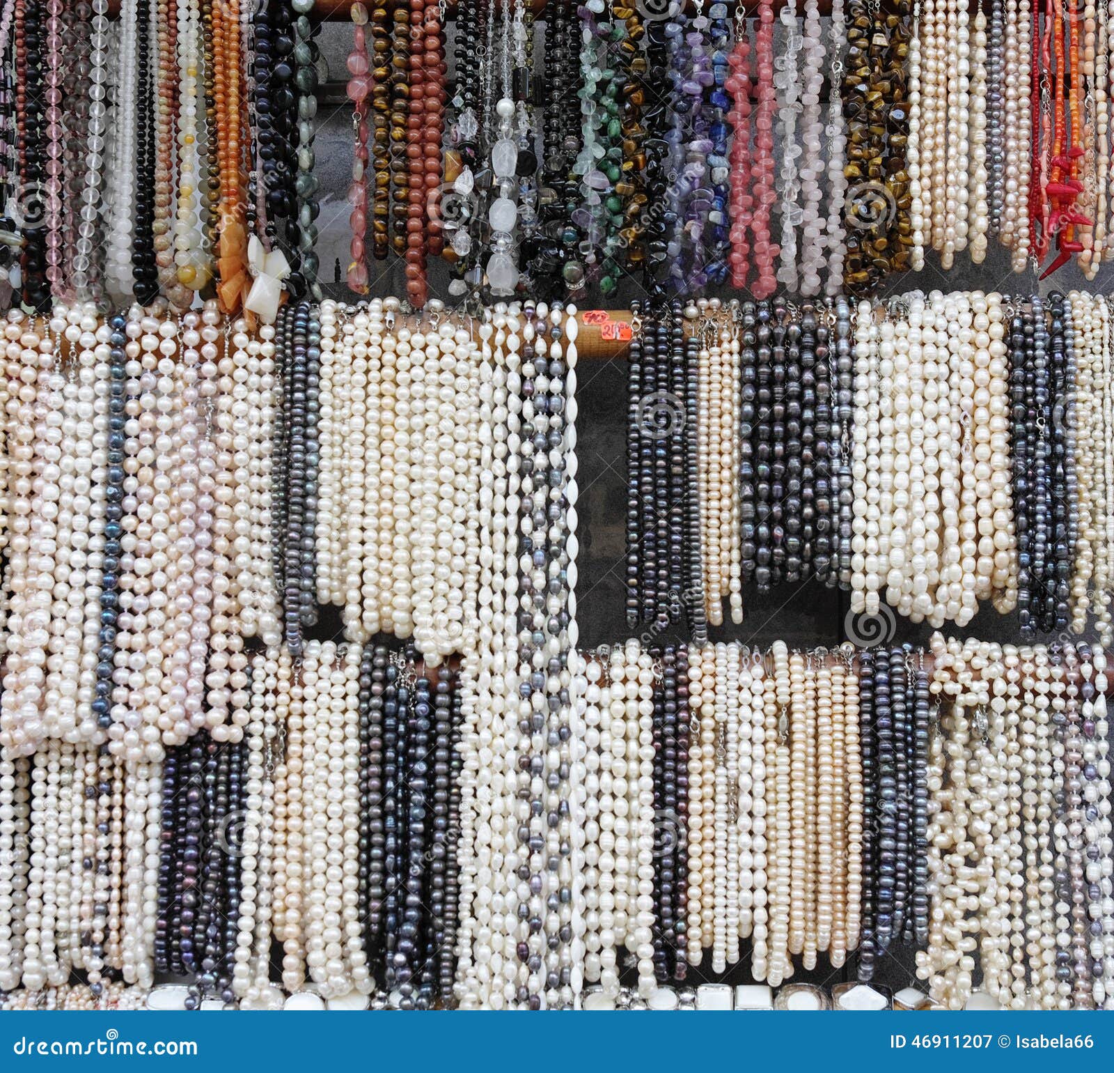 Collares De Perlas Y De Piedras Semipreciosas Imagen de archivo ...