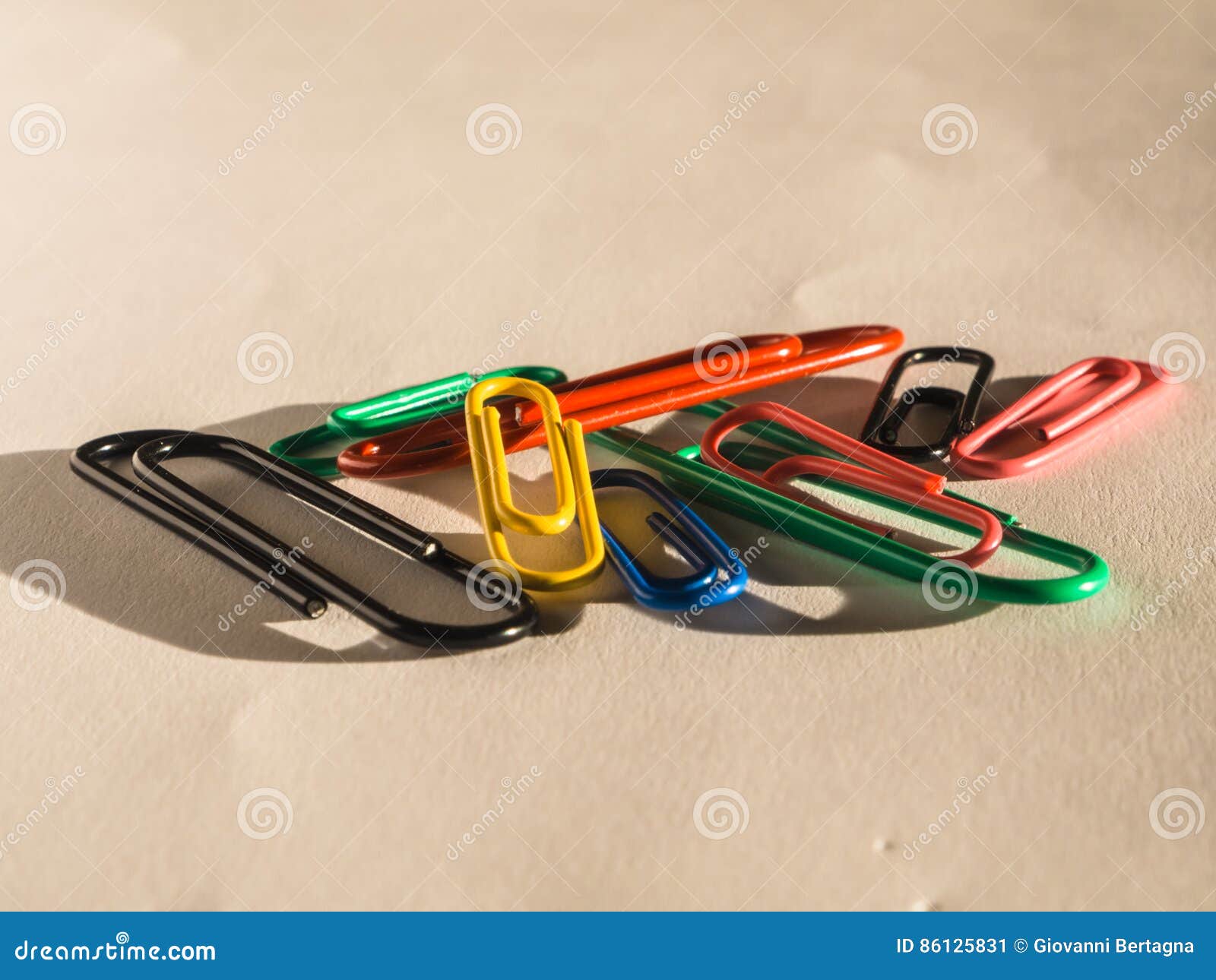 Collection D'agrafes Sur La Feuille De Papier Image stock - Image du ...