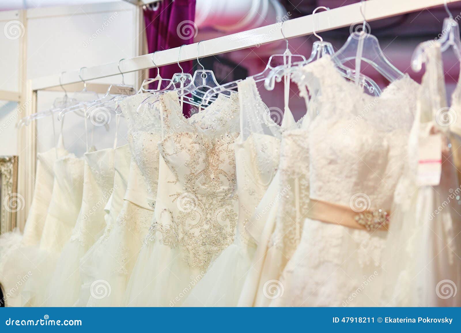 Collection De Robes De Mariage Dans Une Boutique Image stock - Image du ...