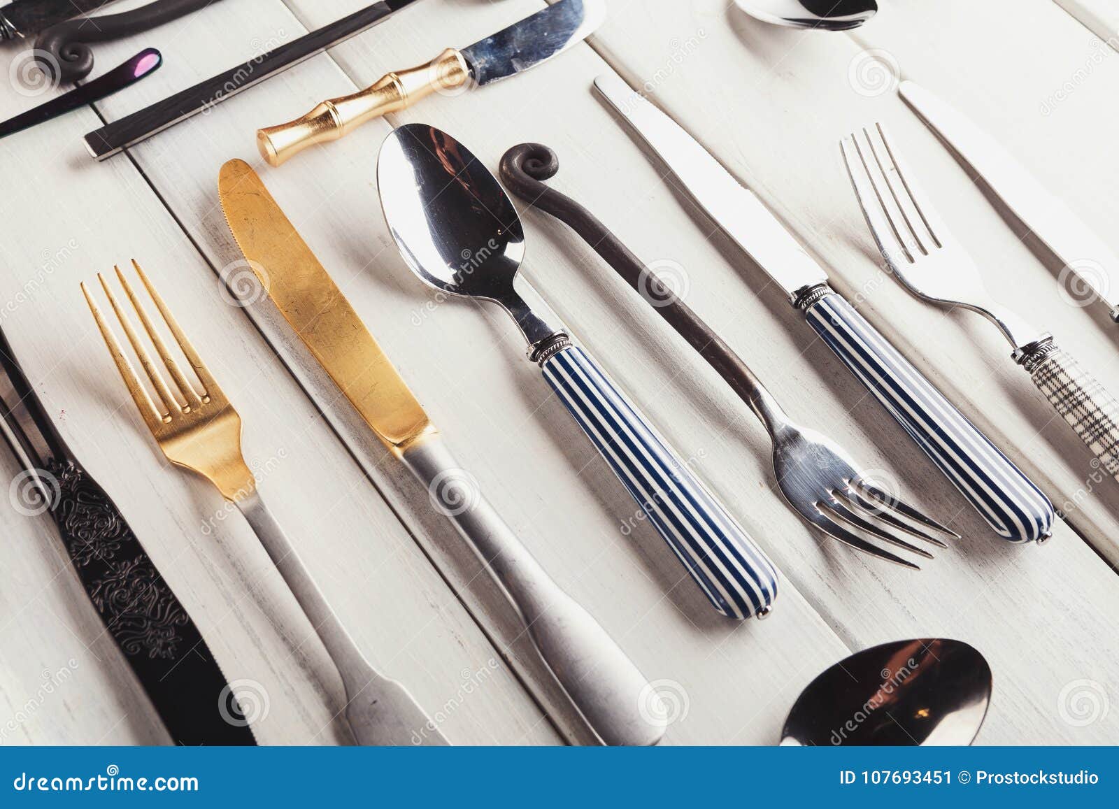 Collection Des Couverts Modernes Et Antiques Image stock - Image du ...