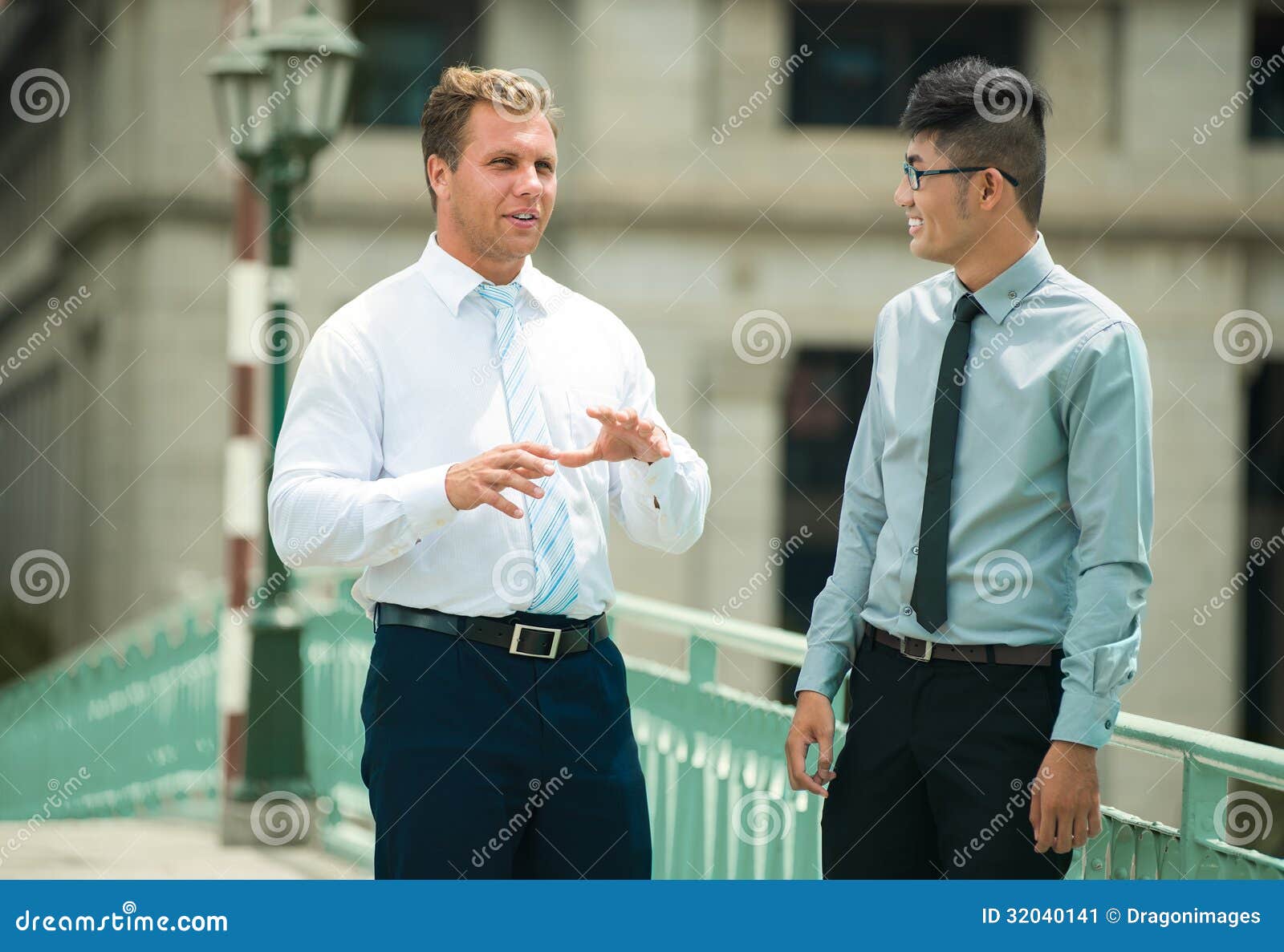 Collega's Het Op Elkaar Inwerken Stock Afbeelding - Image of werknemer ...