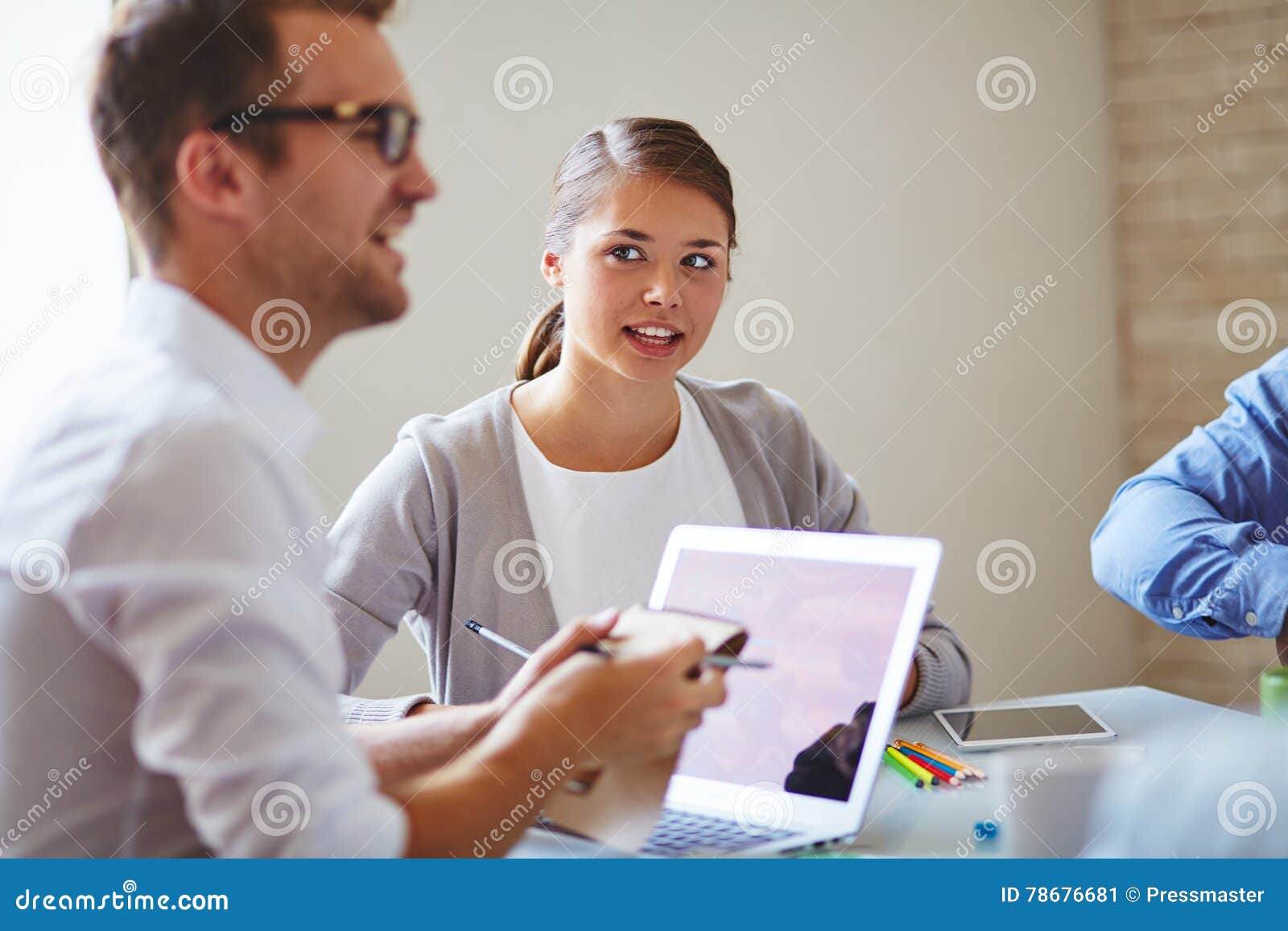 Collega's Het Op Elkaar Inwerken Stock Afbeelding - Image of werknemer ...