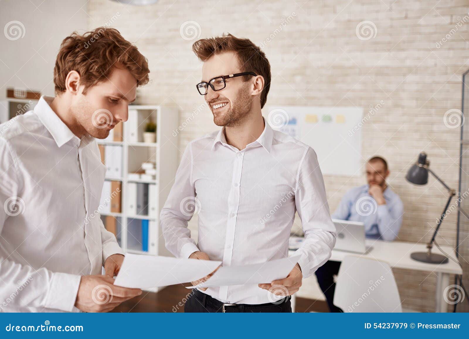 Collega's het raadplegen stock afbeelding. Image of zakenman - 54237979