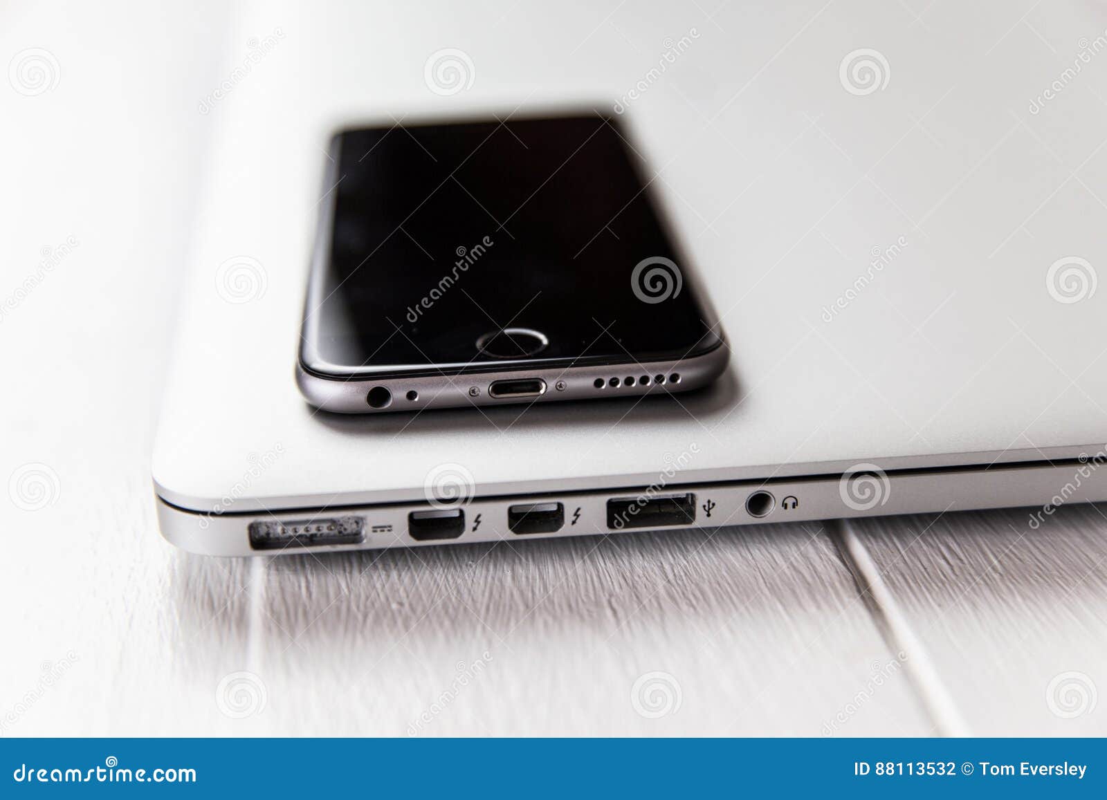 Collegamenti Di Digital Del Telefono Cellulare E Del Computer Portatile ...