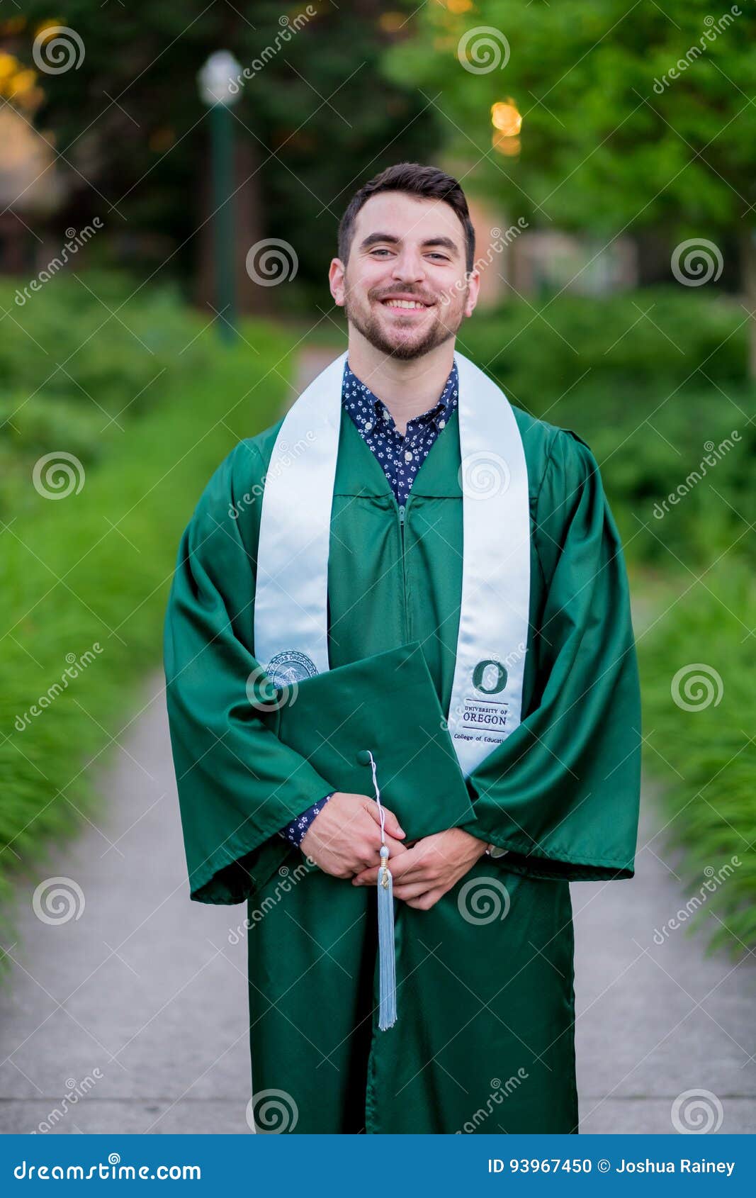 College-Absolvent Auf Dem Campus in Oregon Redaktionelles Bild - Bild ...