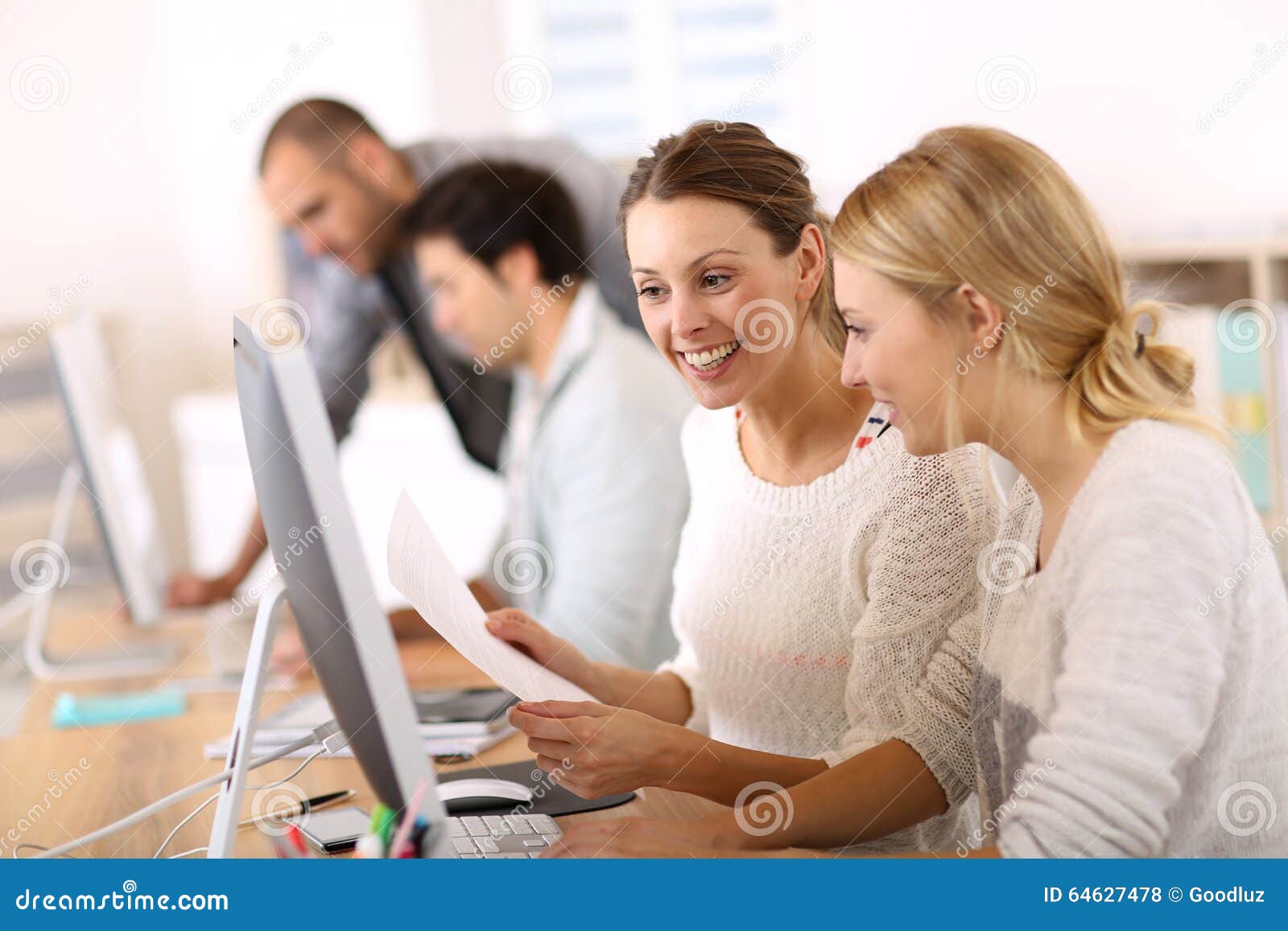 Collegeleute, Die an Computer Arbeiten Stockfoto - Bild von lernen ...