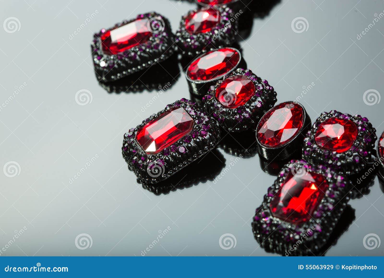 Collier en plastique rouge image stock. Image of élégance - 55063929