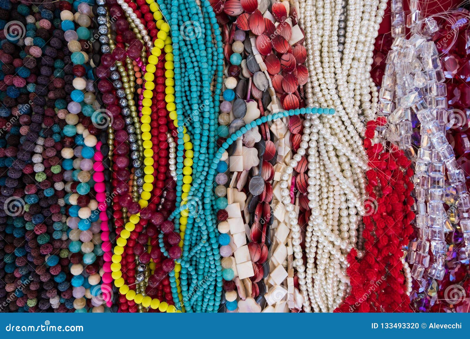 Colliers De Perles à Un Magasin Photo stock - Image du gemme, beau ...