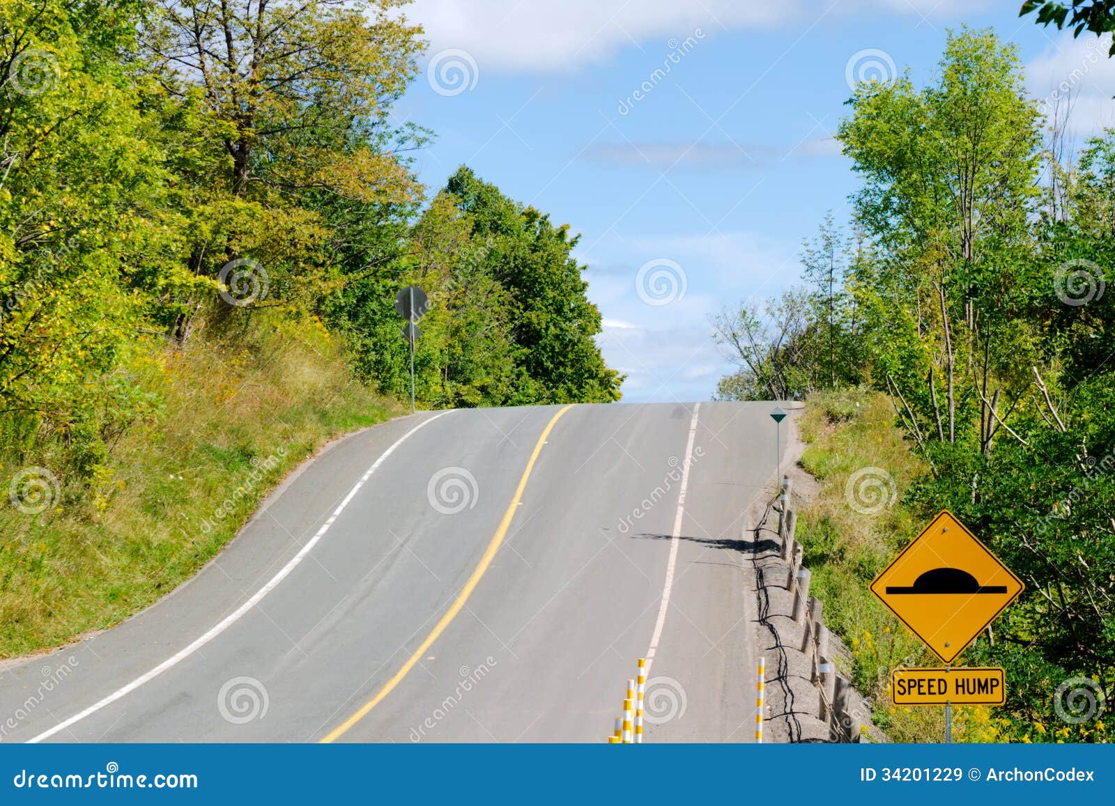 Collina Sulla Strada Con Il Segno Del Dosso Stradale Immagine Stock ...