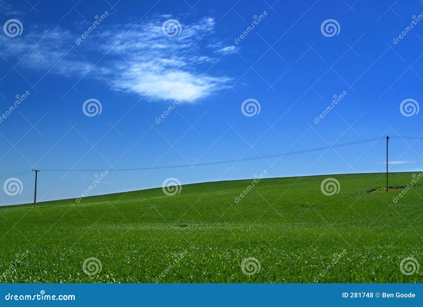 Collina verde fotografia stock. Immagine di collina, recinzione - 281748