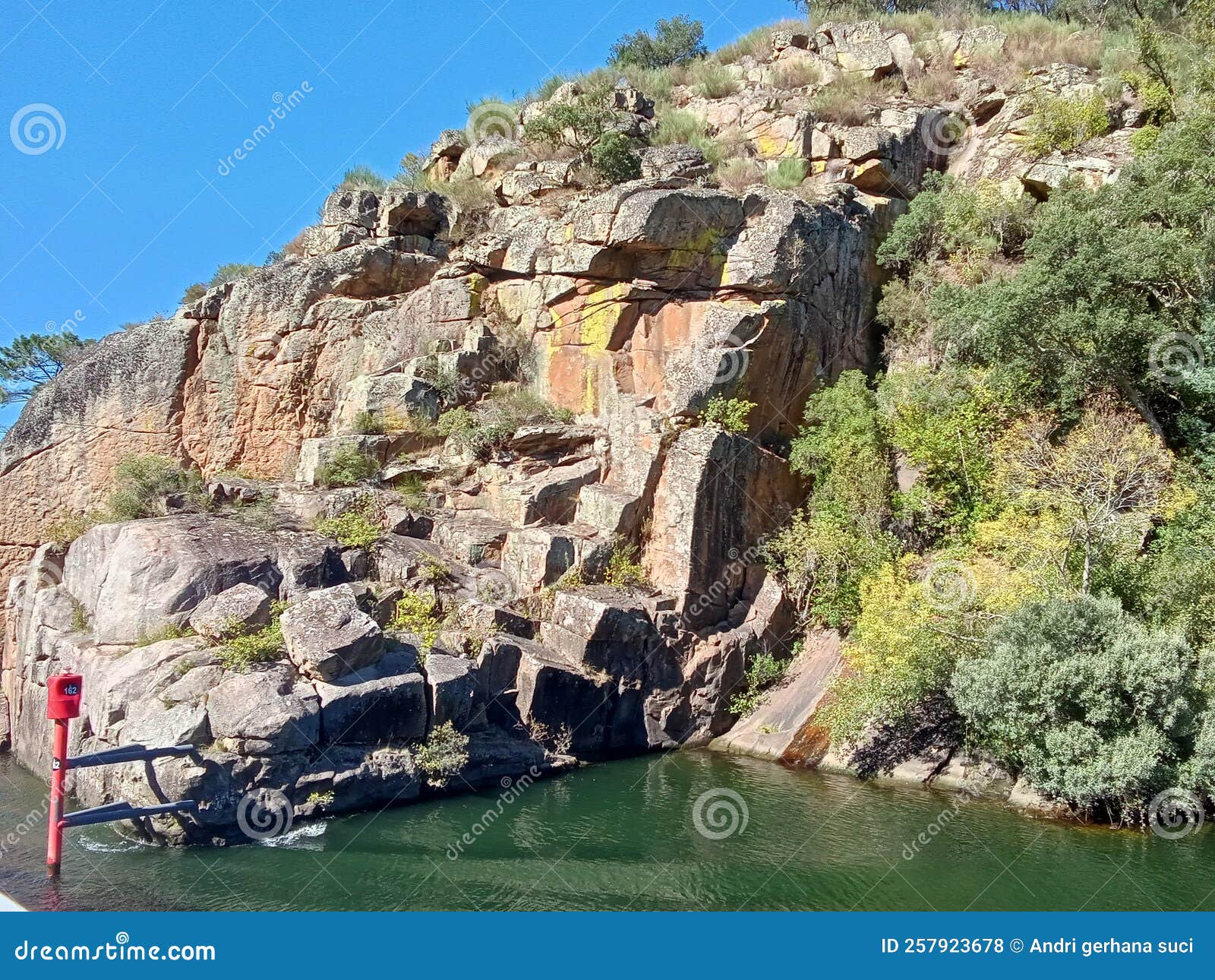 Collines Rocheuses Le Long Des Fleuves Douro Photo stock - Image du ...