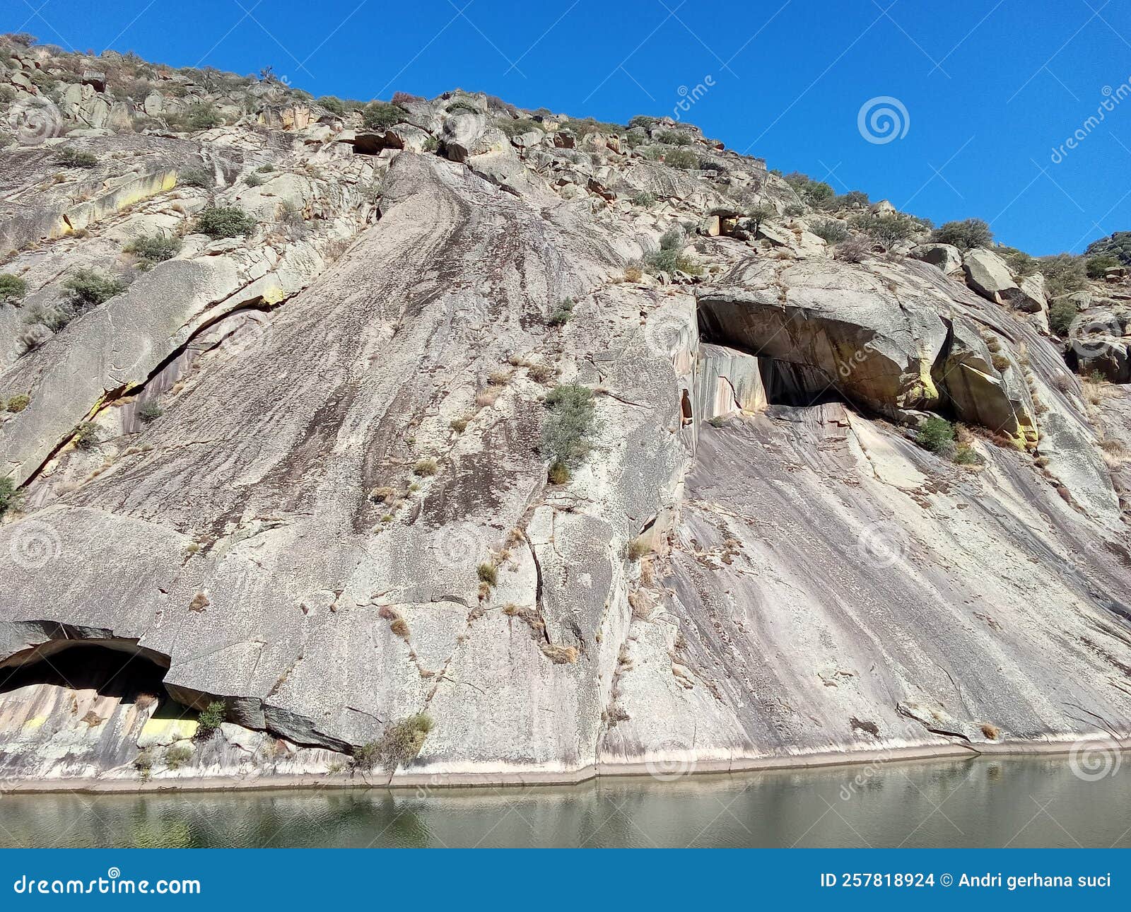 Collines Rocheuses Le Long Du Fleuve Douro Photo stock - Image du ...