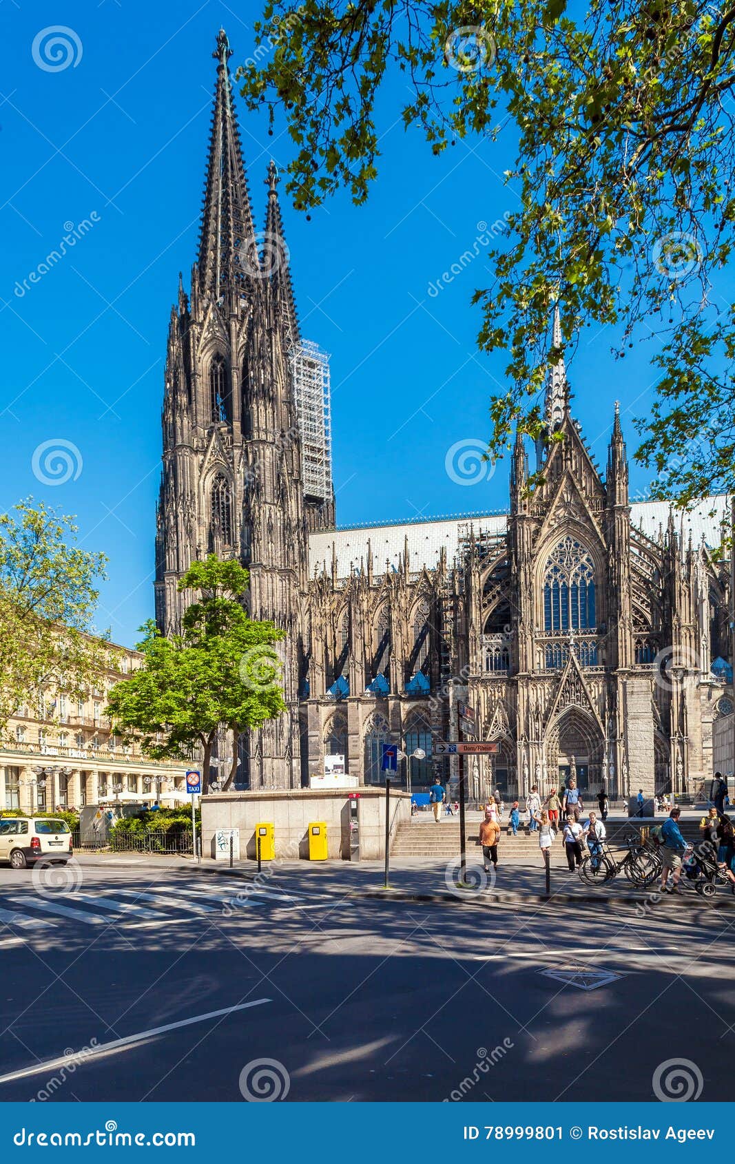COLOGNE, GERMANY - APRIL 9, 2008: Tourists Walk in Front of Colo ...