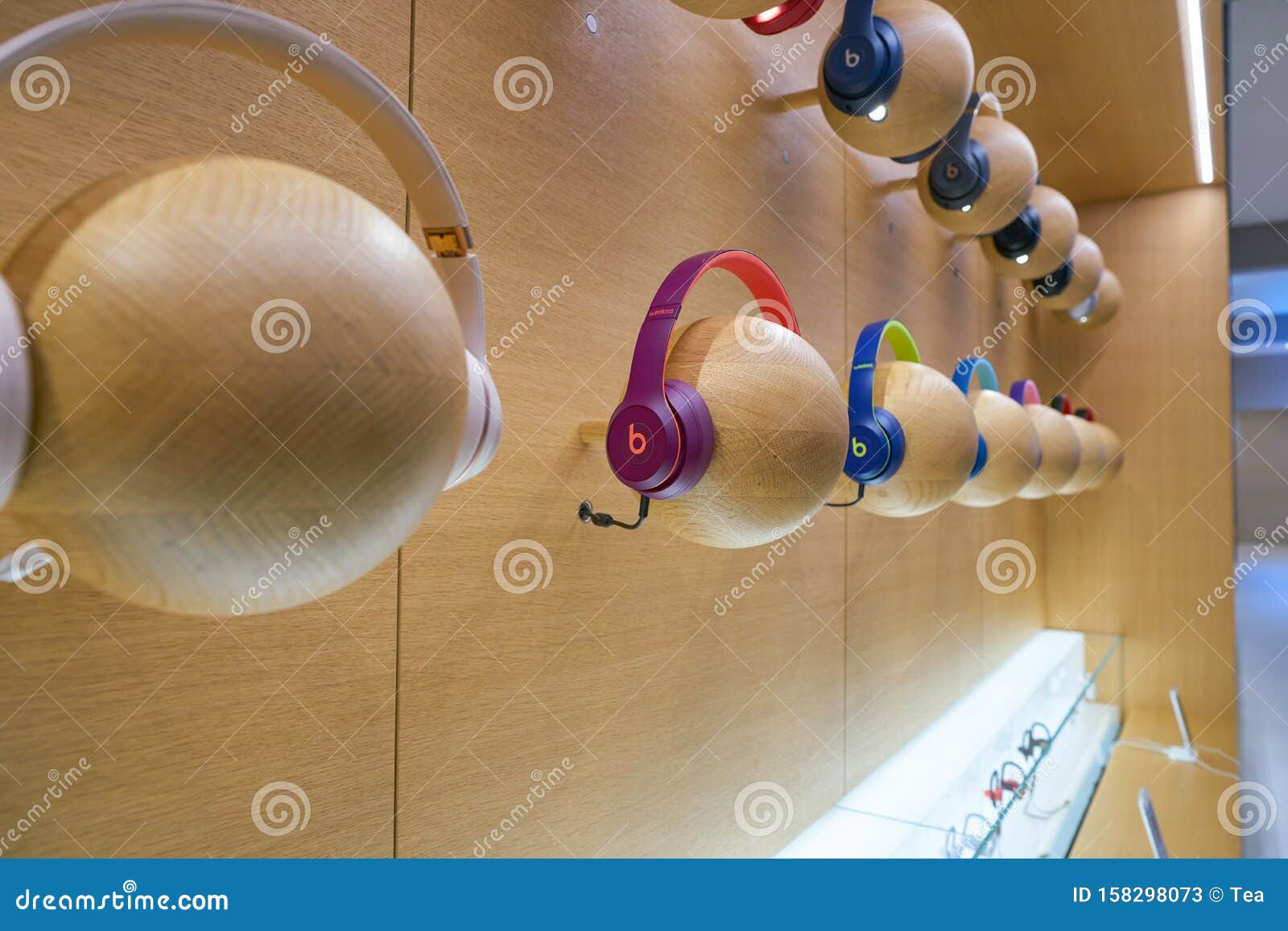 Apple store editorial stock photo. Image of consumer - 158298073