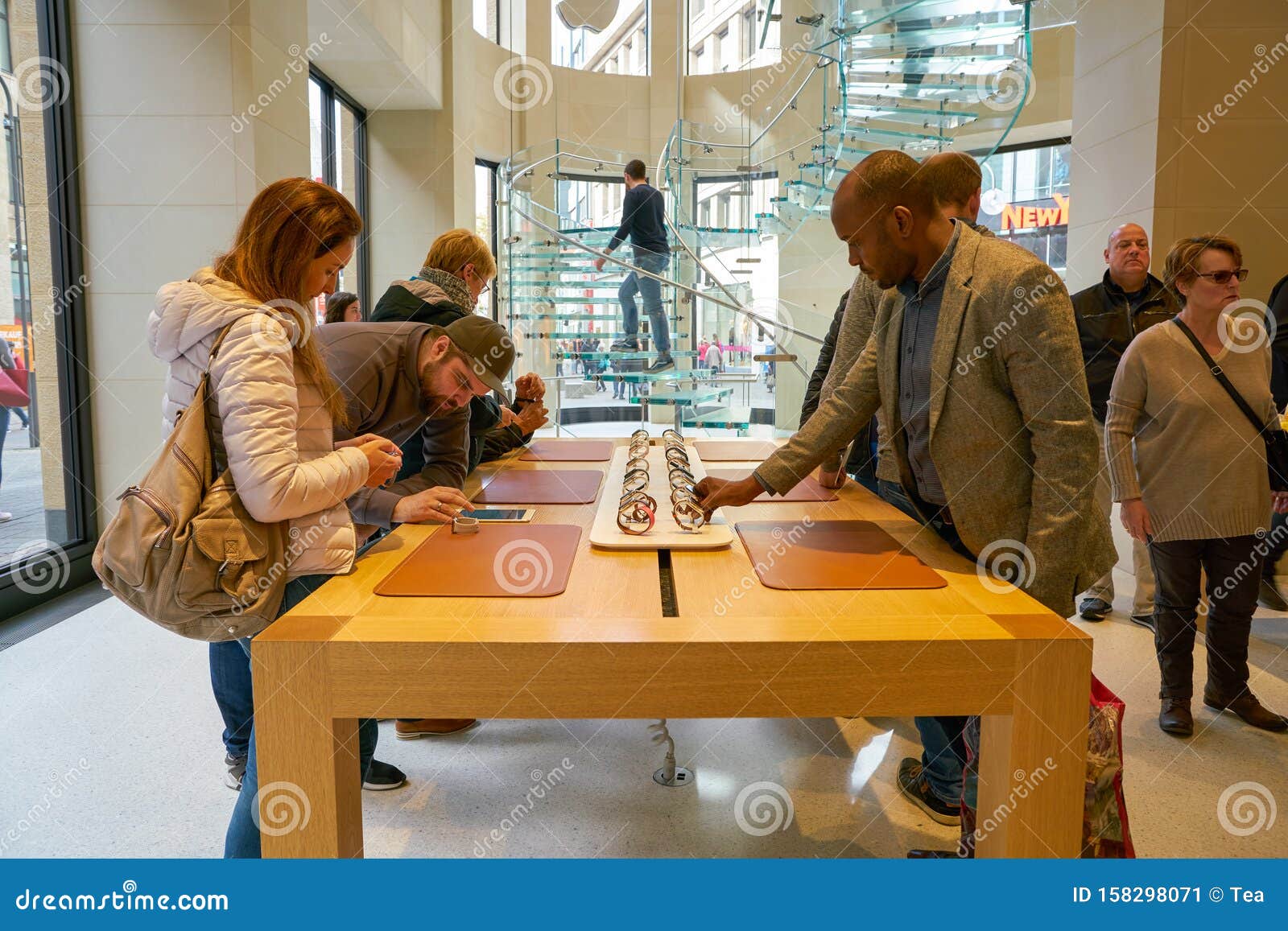Apple store editorial photo. Image of layout, sale, indoor - 158298071