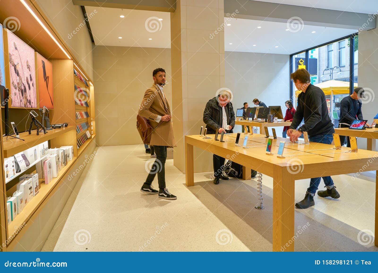 Apple store editorial photo. Image of people, table - 158298121