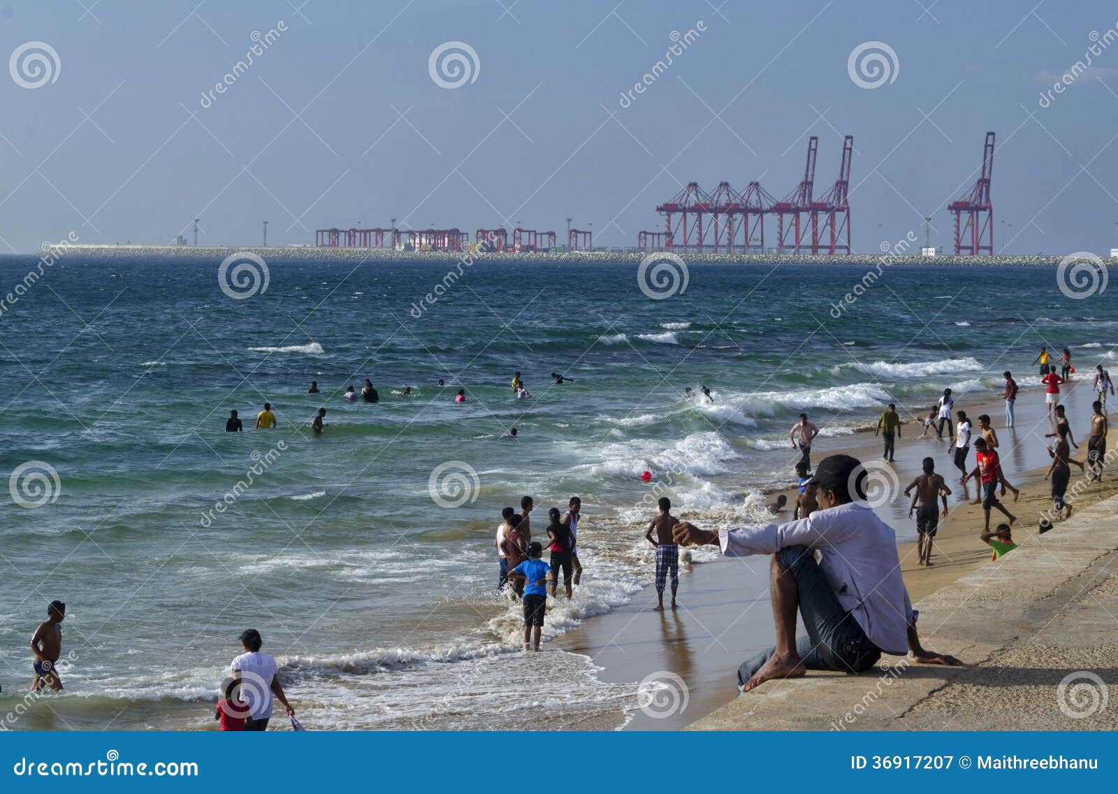 Colombo South Harbour editorial photography. Image of swim - 36917207