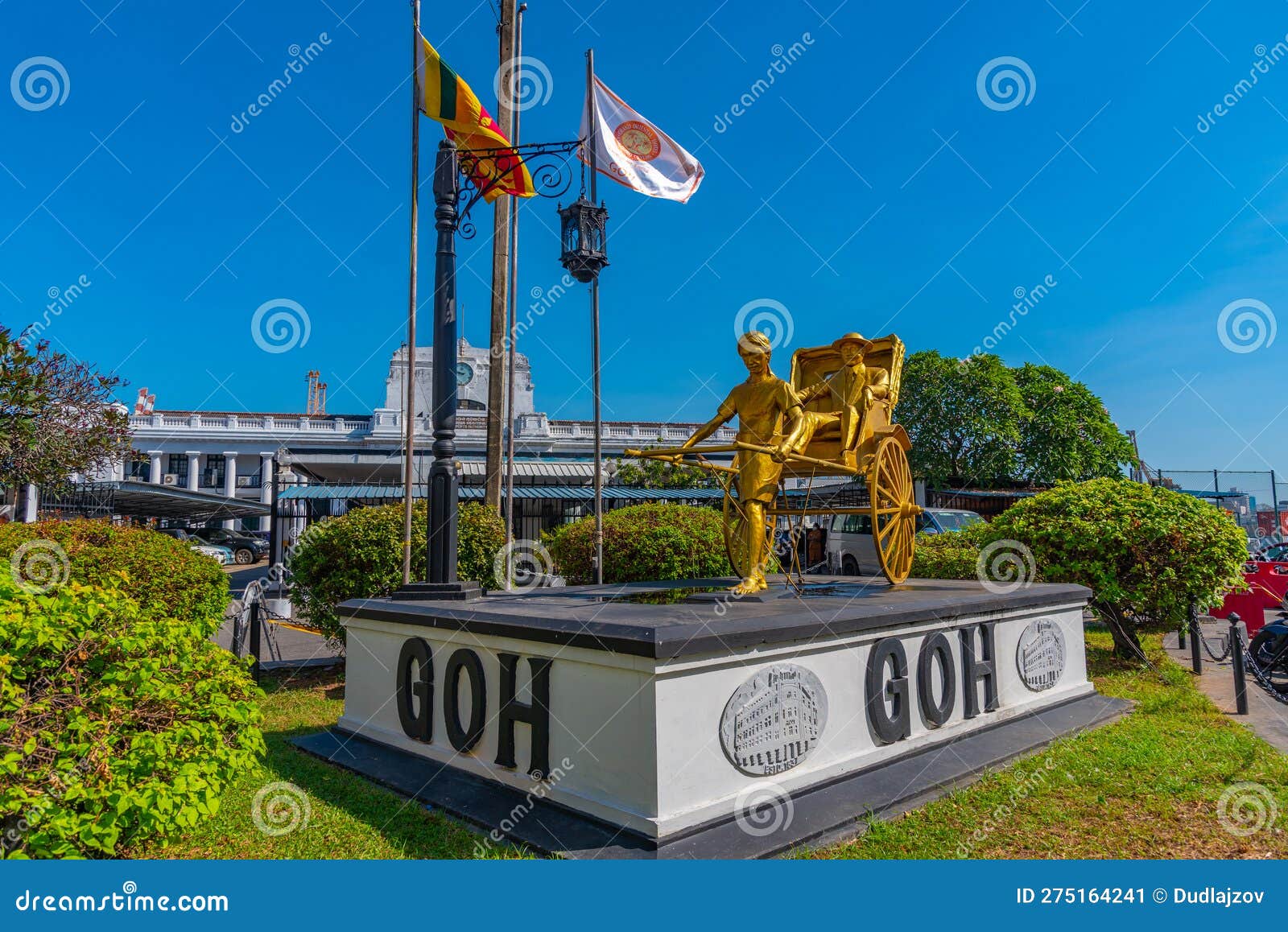 Colombo, Sri Lanka, January 18, 2022: Statue of a Golden Ricksha ...
