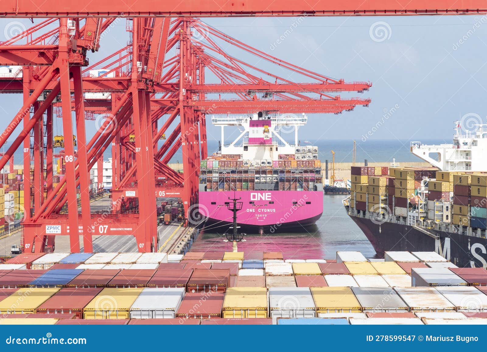 A View Of Gantry Plaza State Park, With Transfer Bridges, Support ...