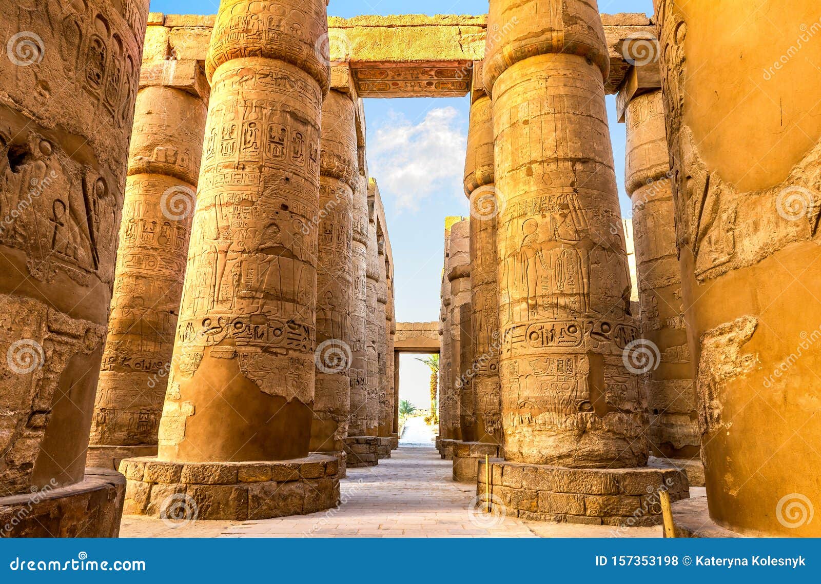 Colonada central de Karnak foto de archivo. Imagen de templo - 157353198