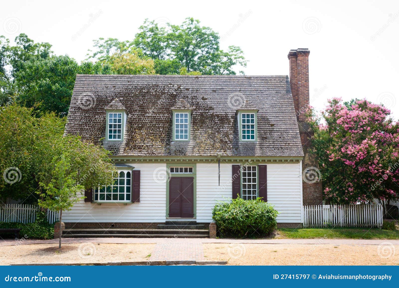 Colonial Cottage stock image. Image of fence, family - 27415797