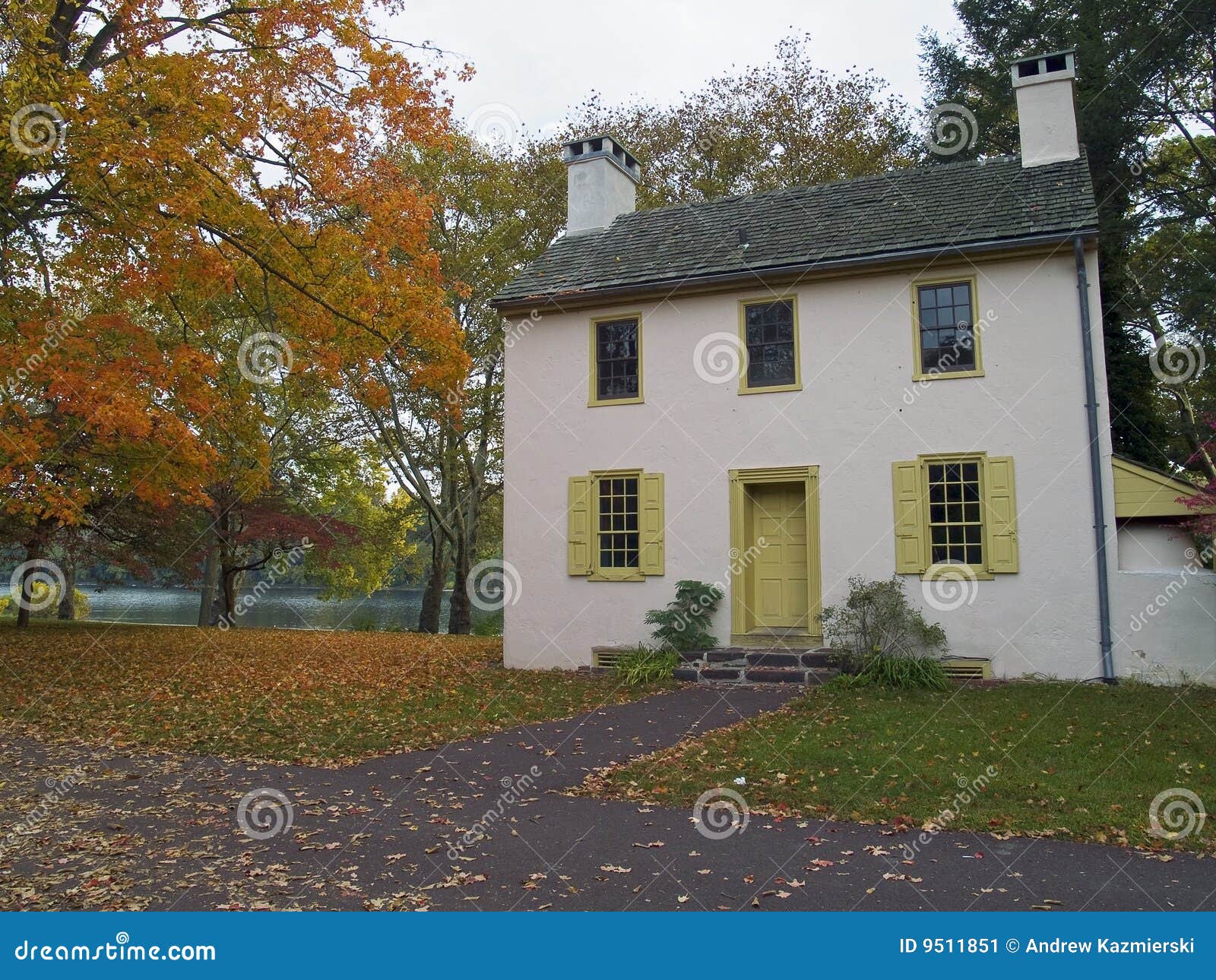 Colonial Cottage stock image. Image of foliage, autumn - 9511851