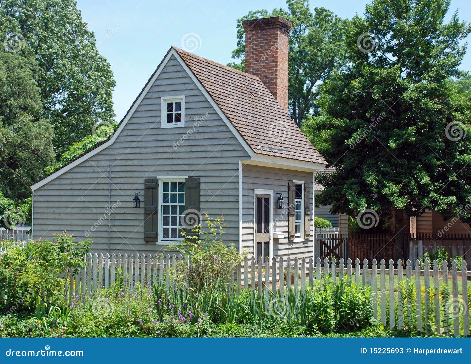 Colonial Home 81 editorial stock photo. Image of garden - 15225693