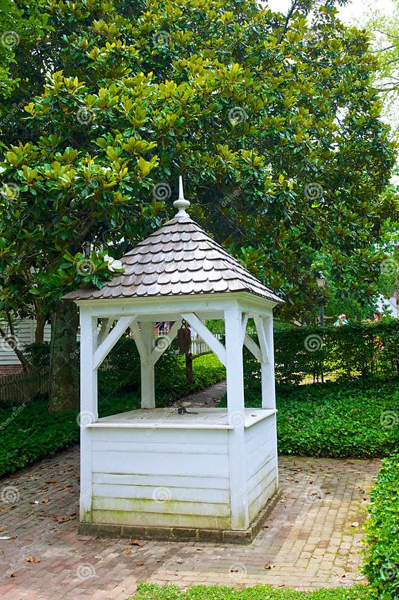 Colonial Well stock image. Image of authentic, town, colonial - 32800617