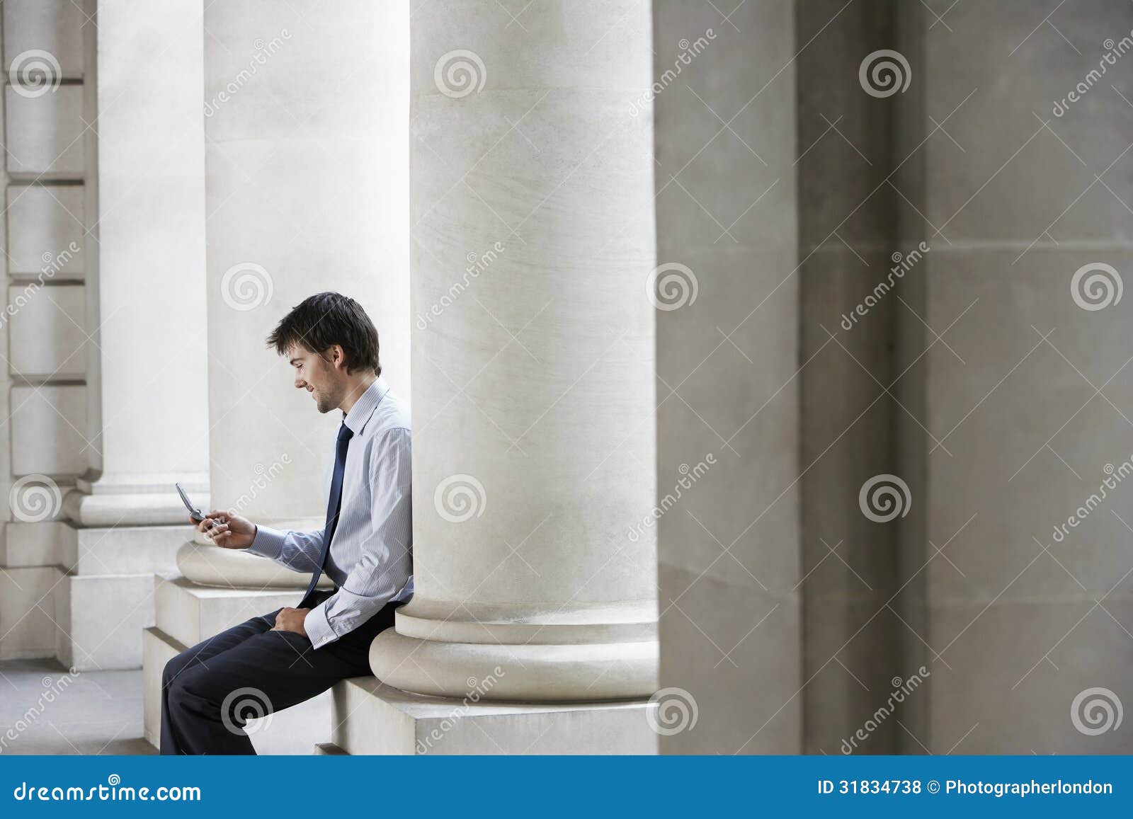 Colonna Di Text Messaging by Dell'uomo D'affari Fotografia Stock ...