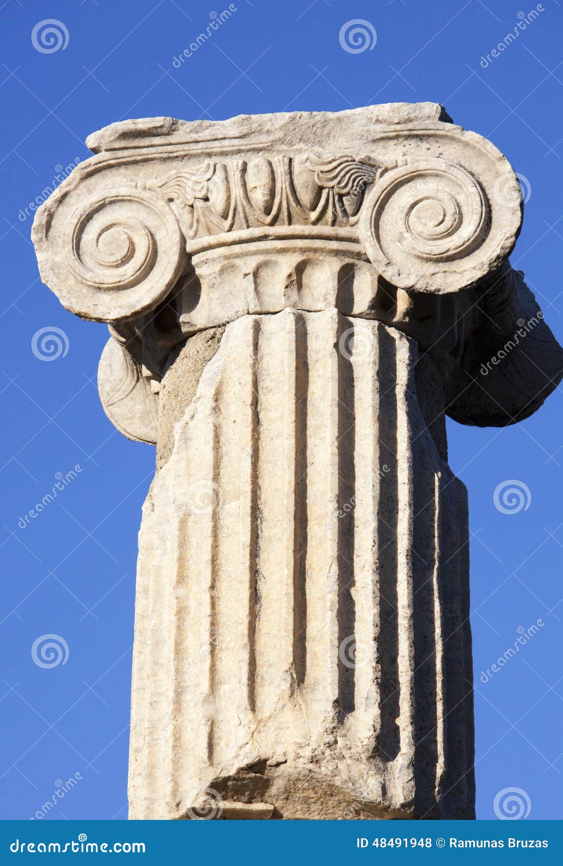Colonna greca fotografia stock. Immagine di archeologia - 48491948