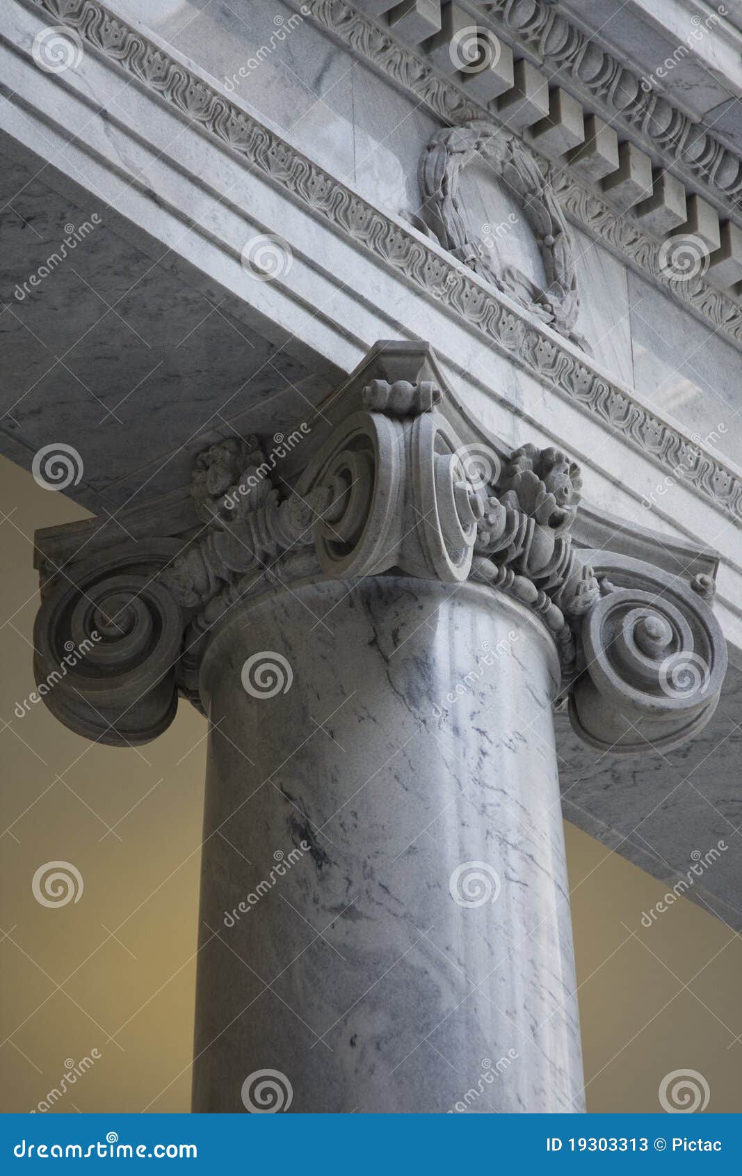 Colonna ionica greca immagine stock. Immagine di classico - 19303313