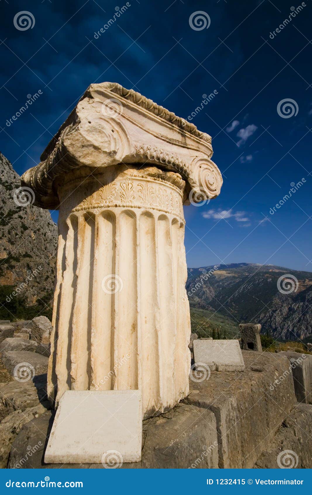 Colonna Ionica Greca Con Capitale Immagine Stock - Immagine di marmo ...