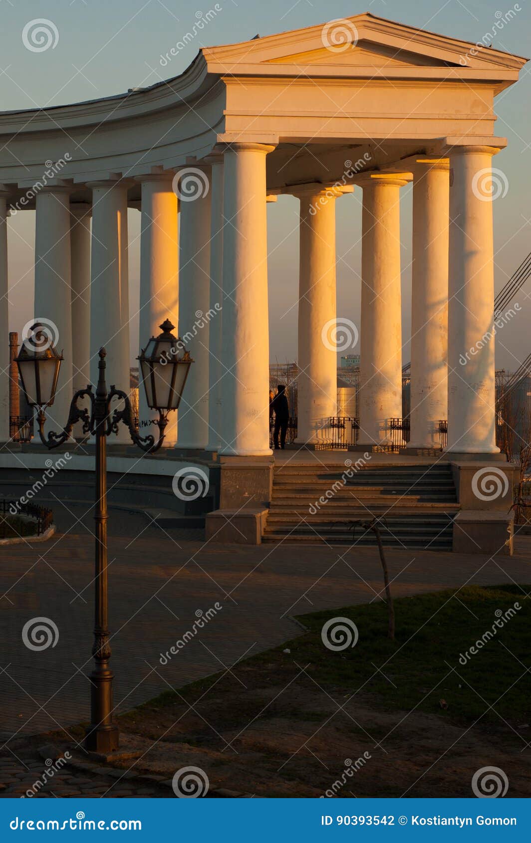 Colonnade foto de archivo. Imagen de arte, exterior, edificio - 90393542
