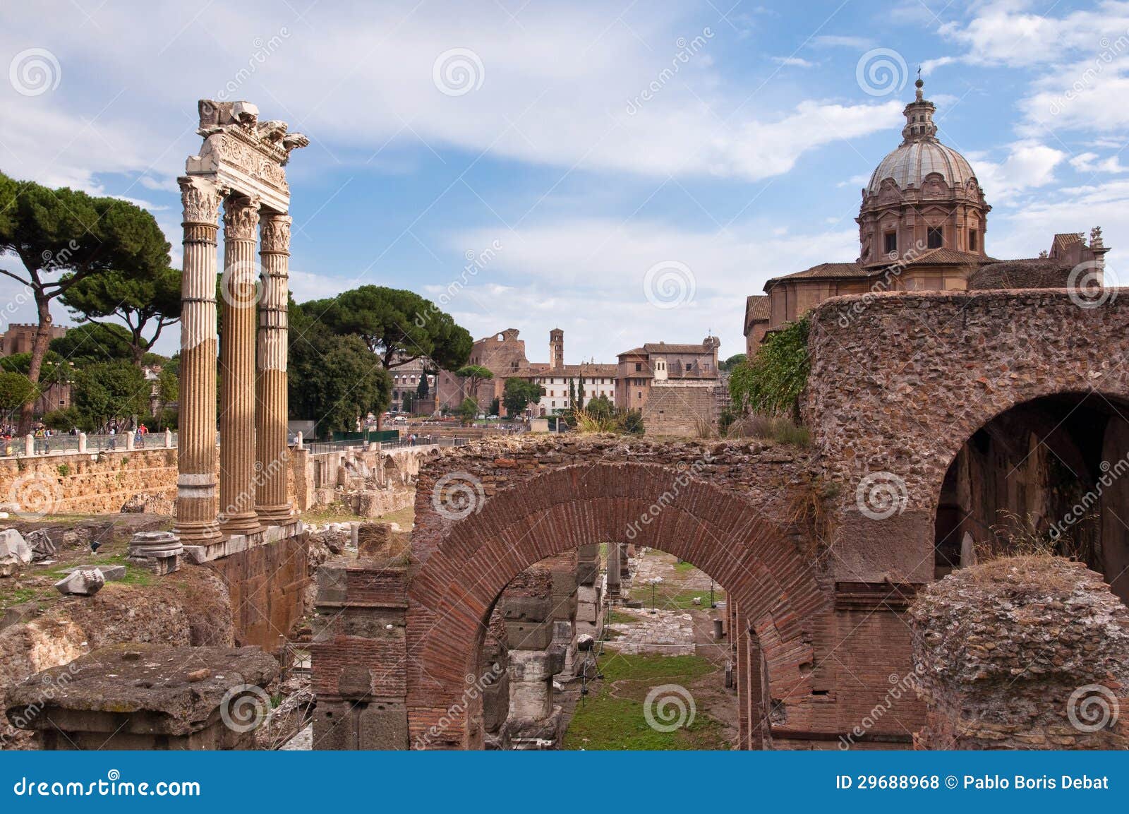 Colonne Antiche E Rovine in Imperiali Di Fori a Roma Fotografia Stock ...