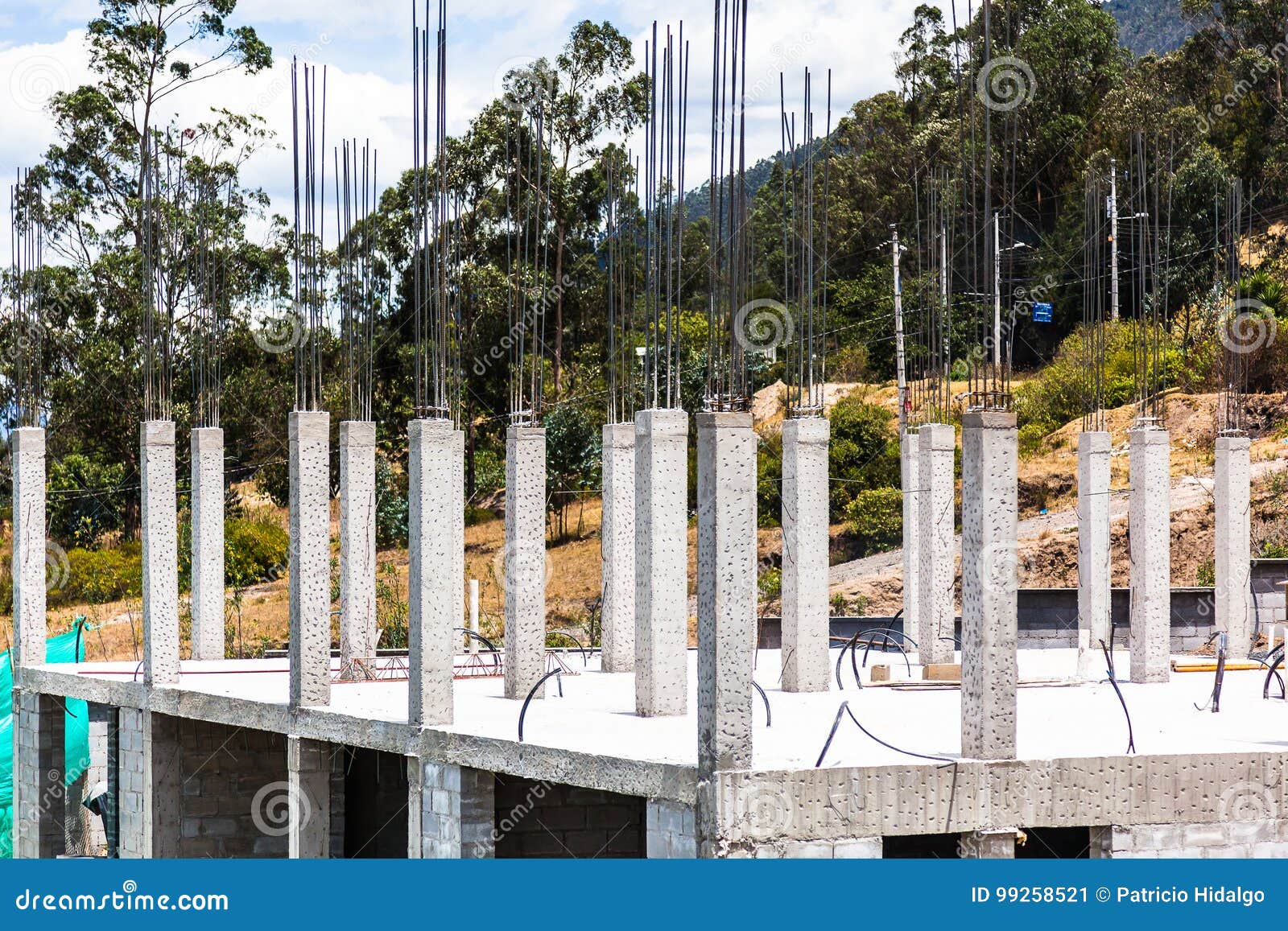 Colonne Del Calcestruzzo Di Rinforzo Immagine Stock - Immagine di ...