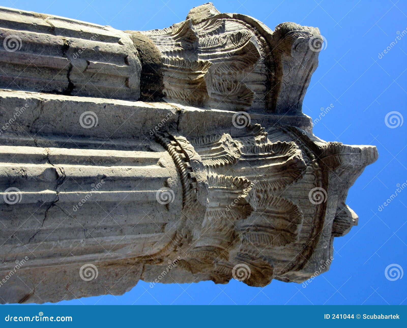 Colonne greche fotografia stock. Immagine di pietra, romano - 241044