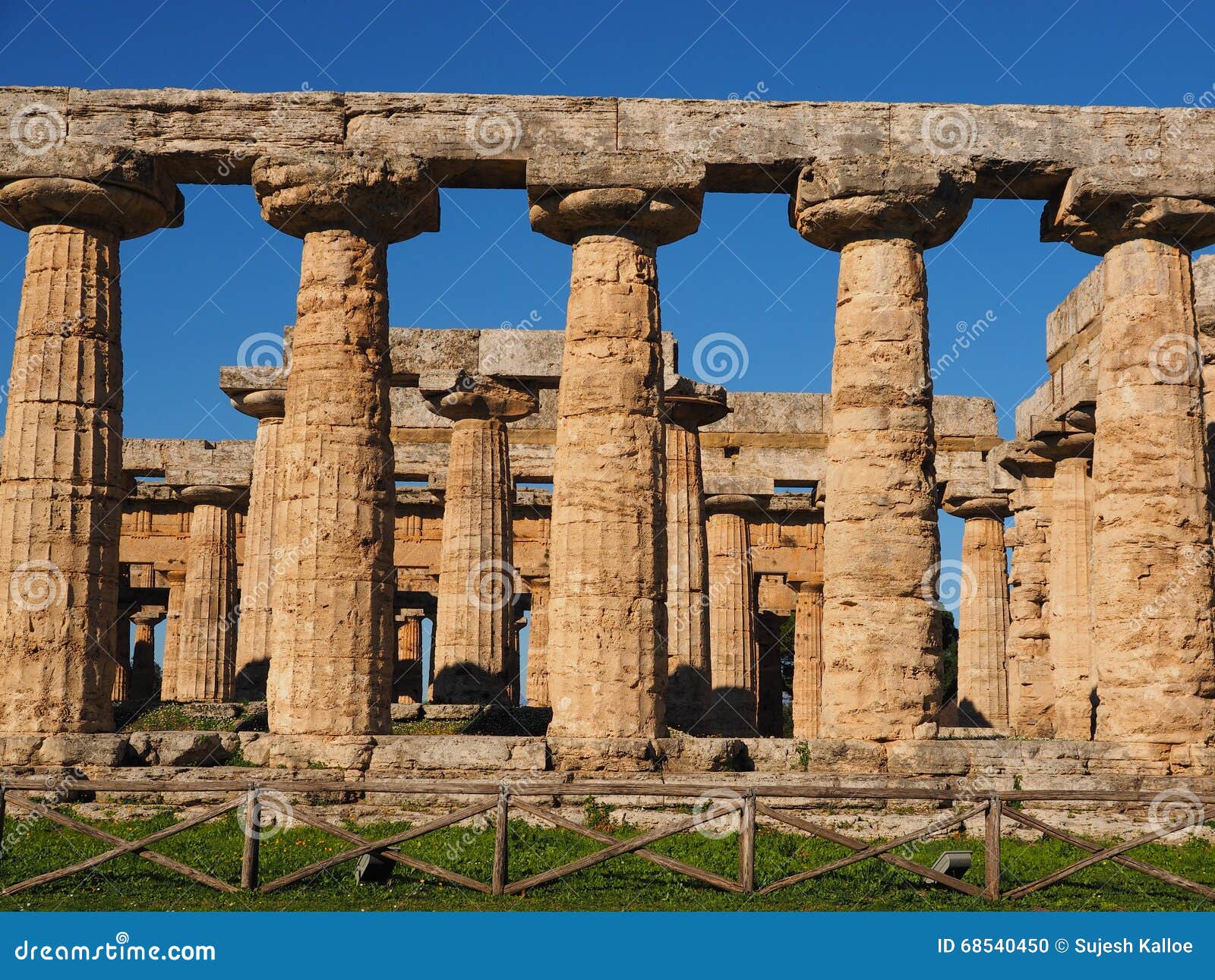 Colonne greche fotografia stock. Immagine di tempiale - 68540450