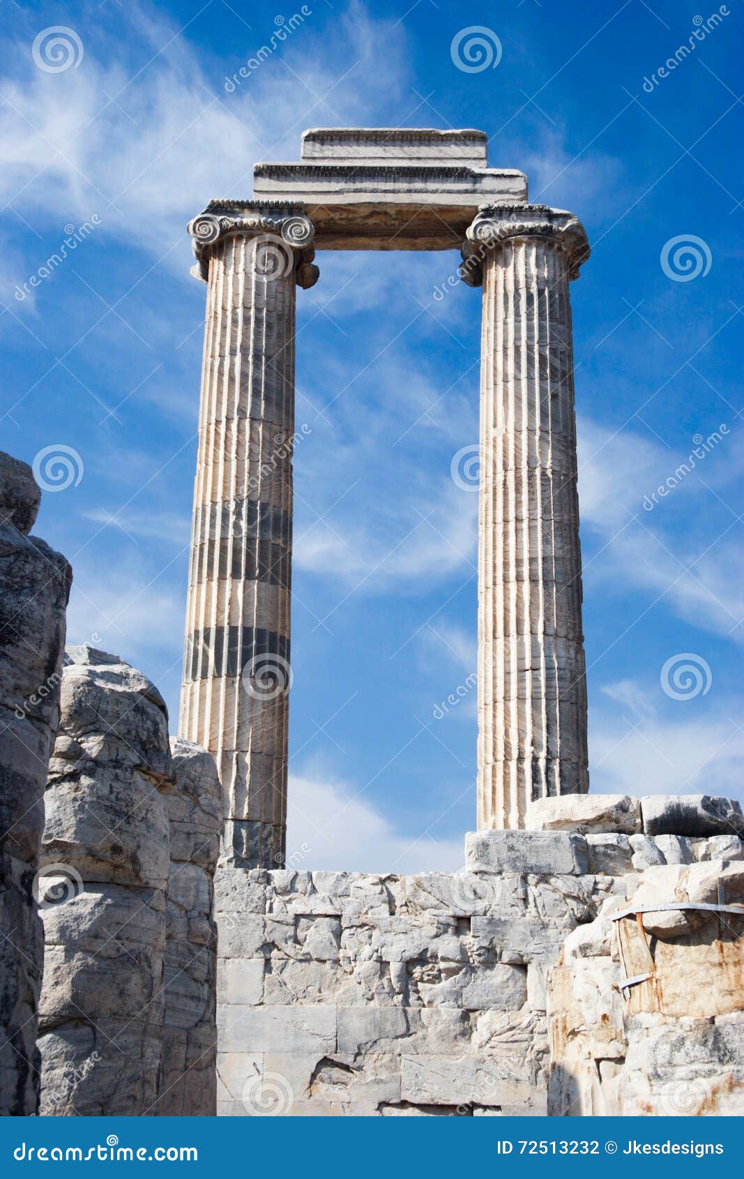 Colonne Ioniche Al Tempio Greco Fotografia Stock - Immagine di ...